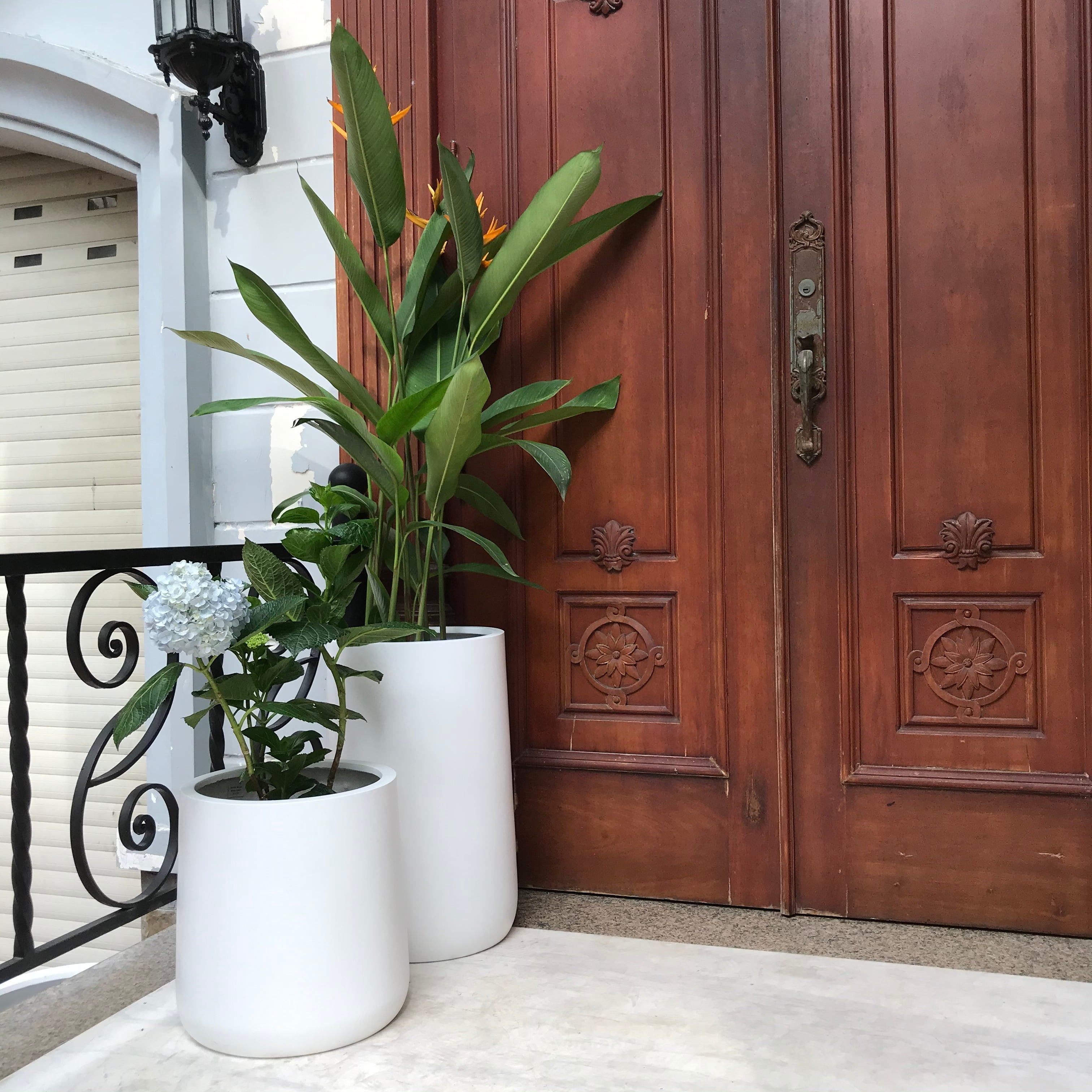 DreamPatio Glendale Round Fiberstone Planter White 15" x H23" White ...