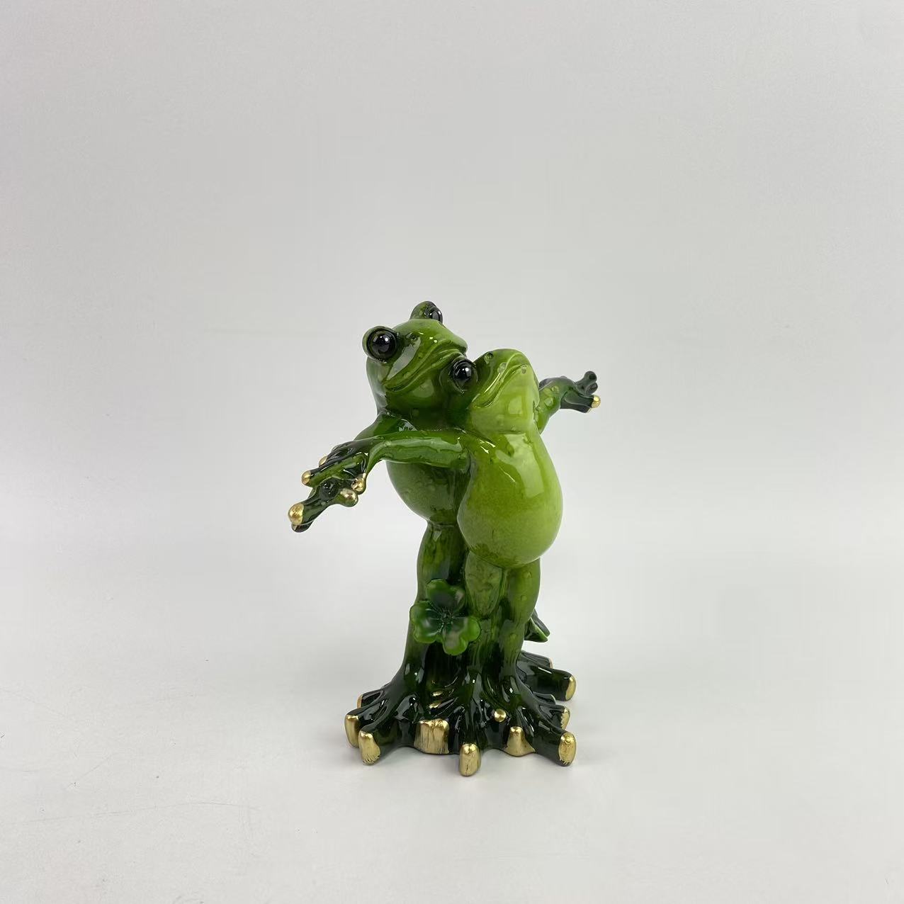 EIFBLT Works of art of plastic,Frog Figurines Ornaments -plastic Hug ...