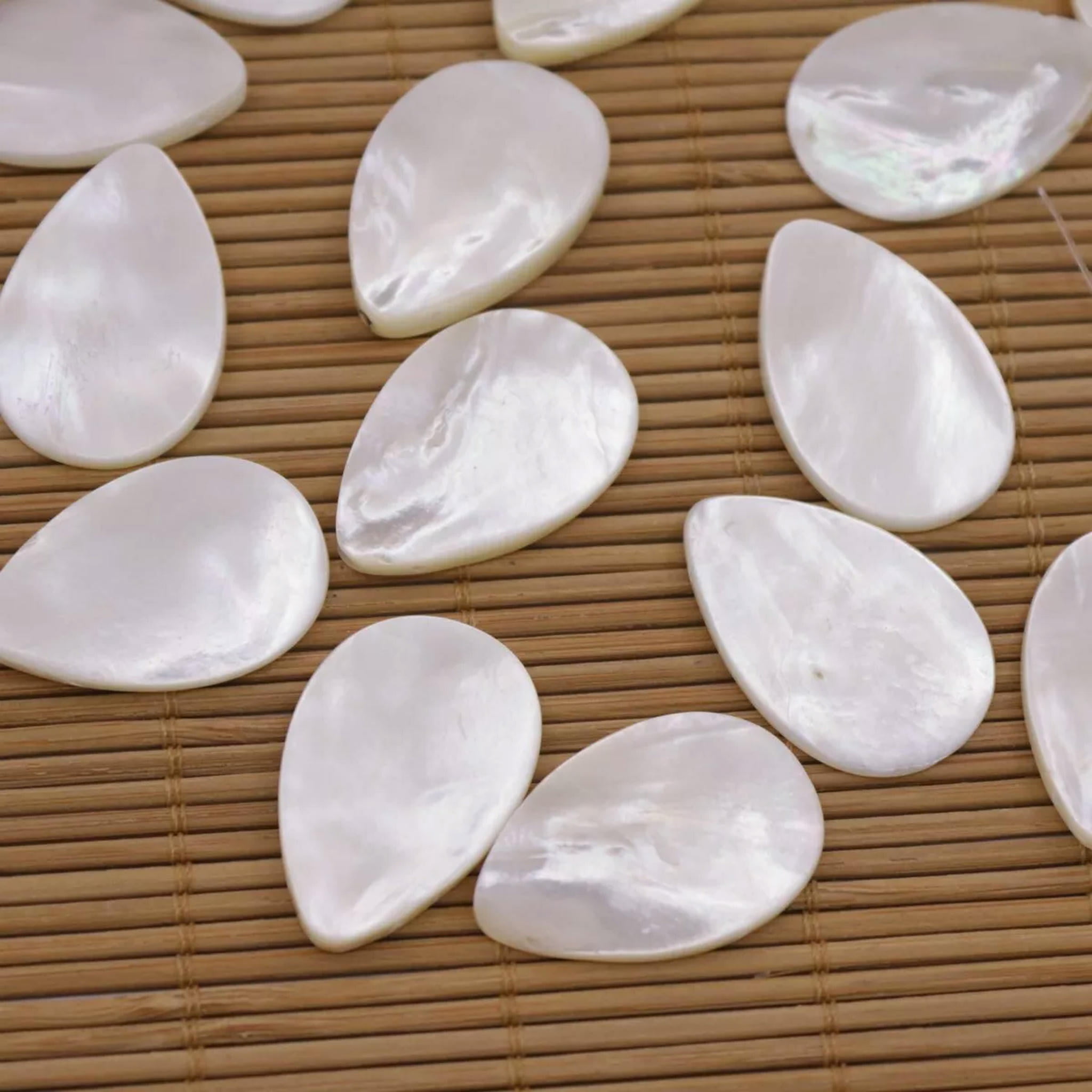 EOEMY 30 Pcs Teardrop 25mmx35mm Natural White Sea Shell Top Hole Mother ...