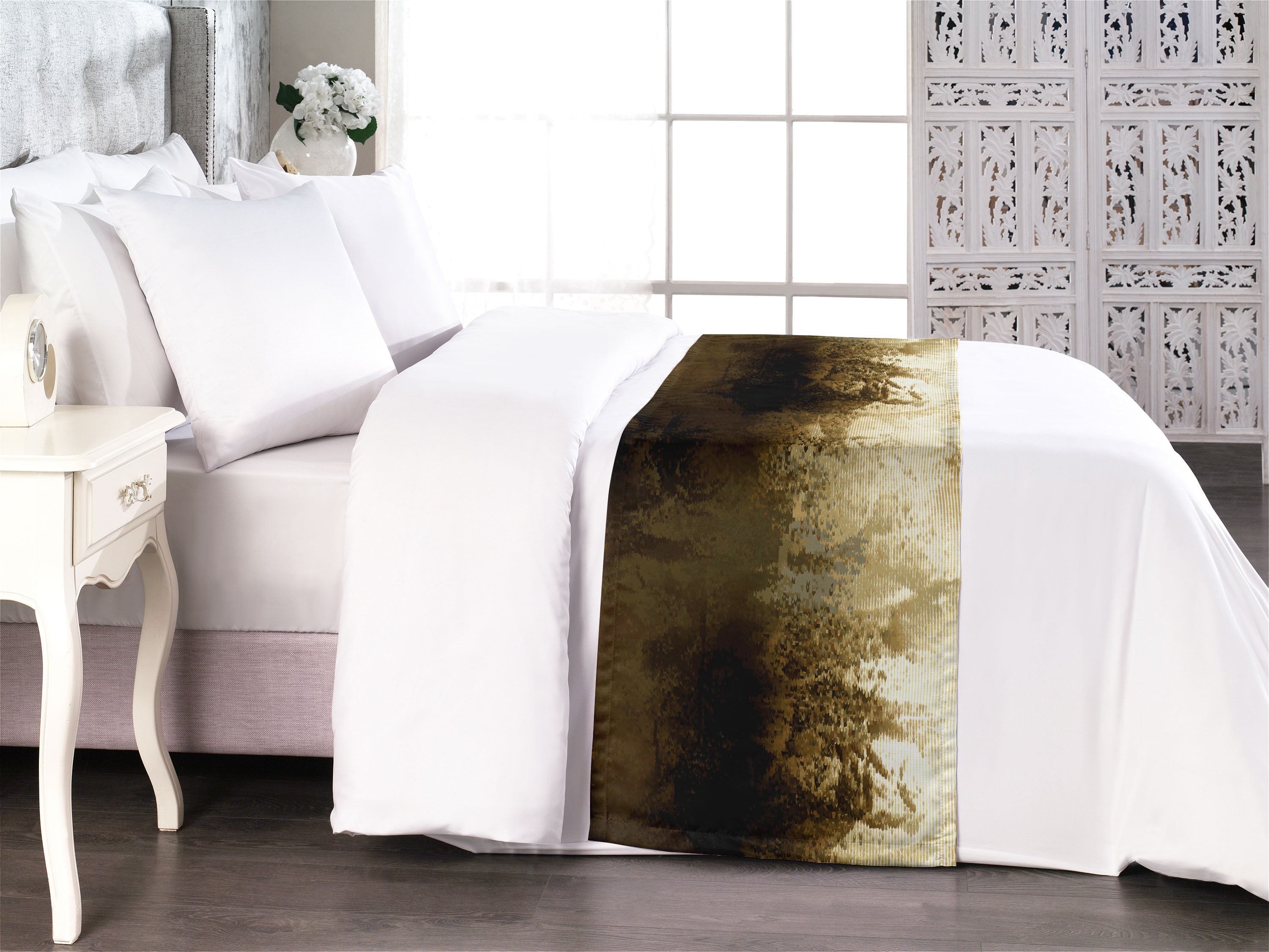 Earthy Floral Bed Runner, Weathered Effect Grunge Flower Design with ...