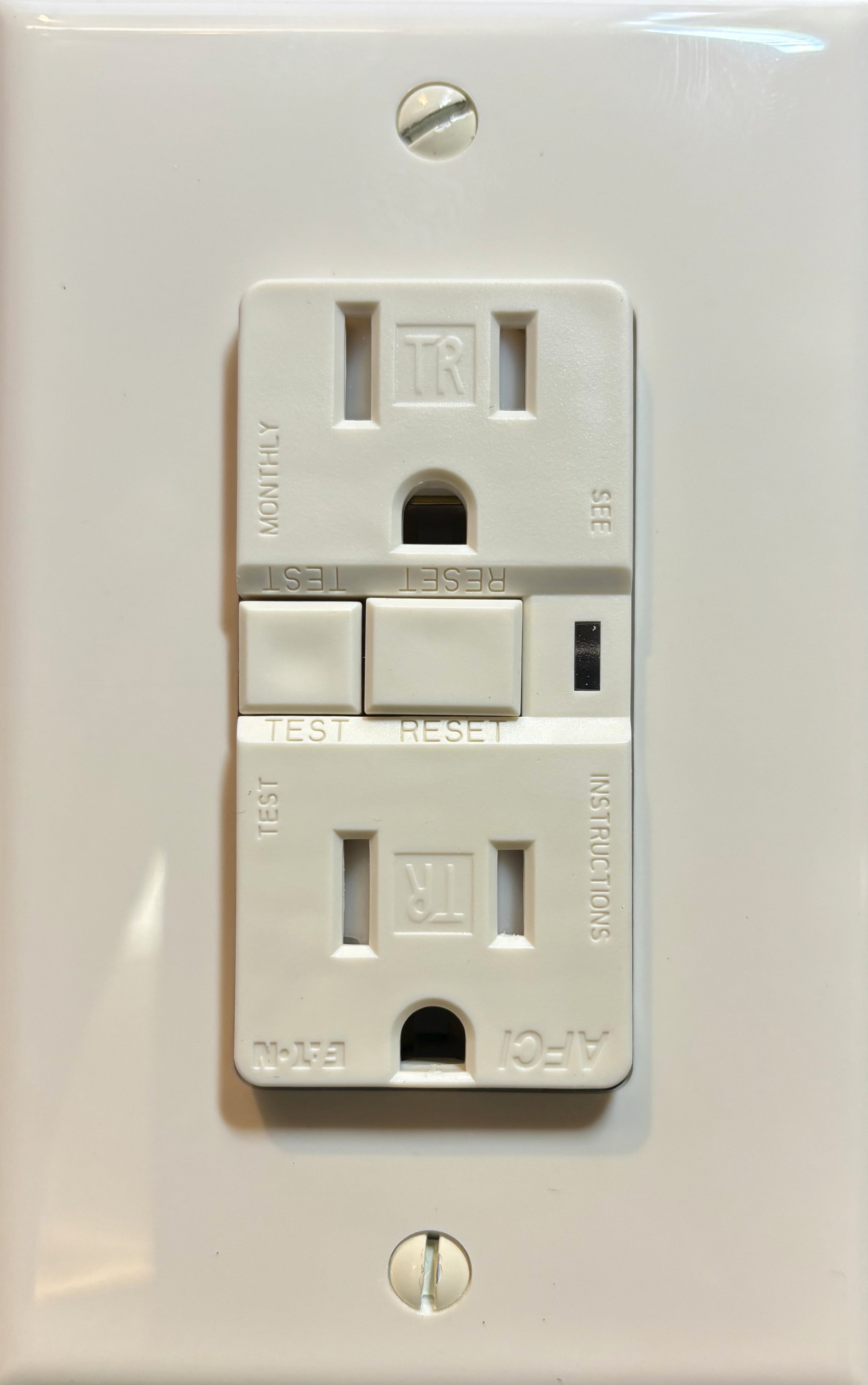 Eaton TRAFCI15LA 15 Amp Tamper Resistant AFCI Receptacle, Visual trip ...