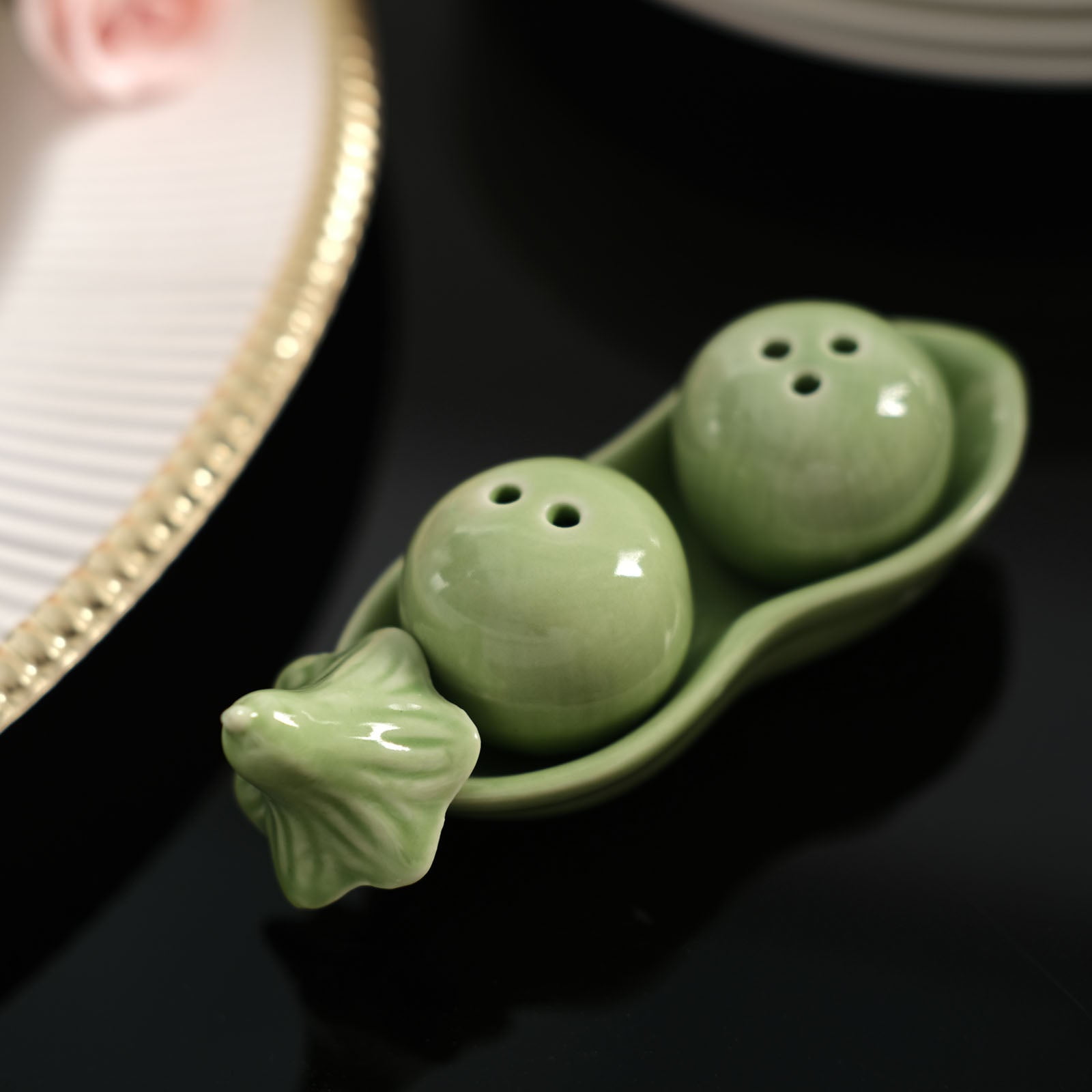 Efavormart 4" Two Peas In A Pod Green Ceramic Salt And Pepper Shaker ...