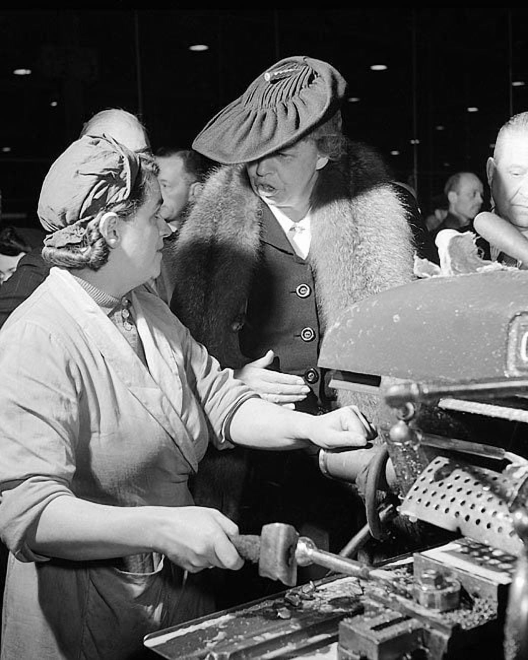 Eleanor Roosevelt Great Britain Tour WWII Style - A - 24x36 Inch ...