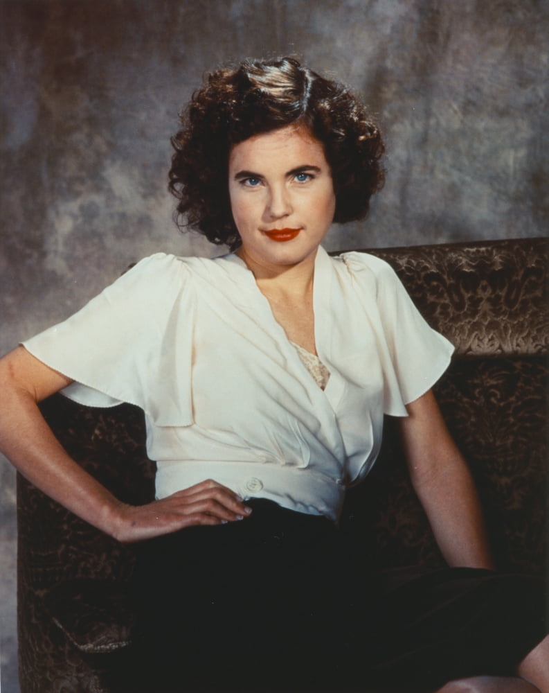 Elizabeth McGovern in White Portrait Photo Print (24 x 30) - Walmart.com