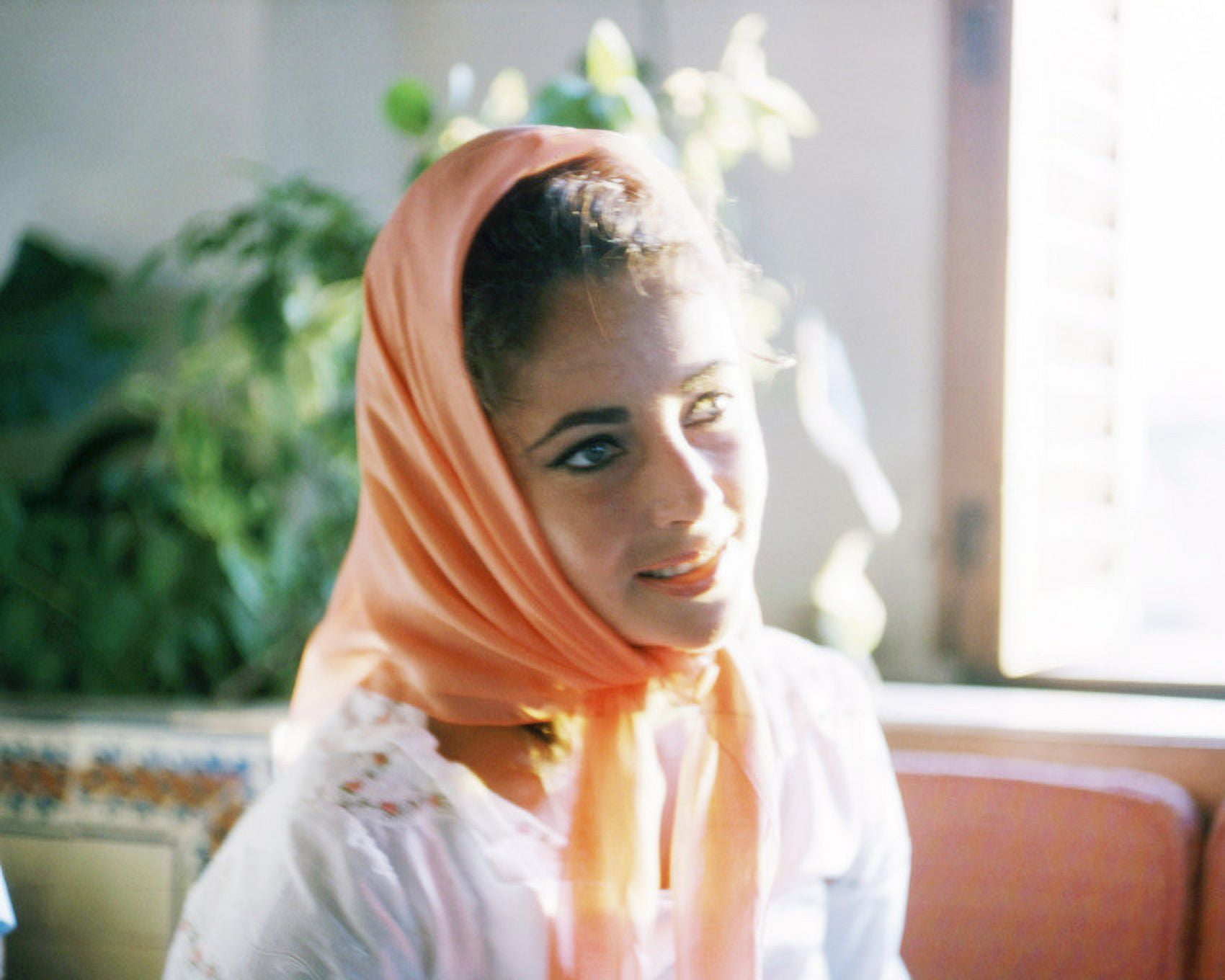 Elizabeth Taylor Beautiful Smiling Pose With Red Scarf On Head 24X36 ...