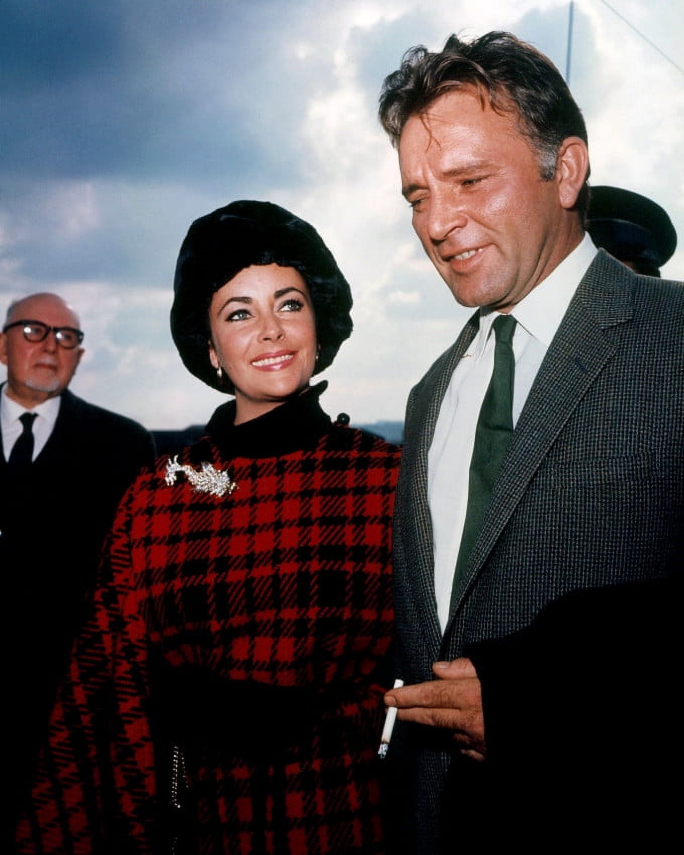 Elizabeth Taylor Candid Smiling With Richard Burton 24X36 Classic ...