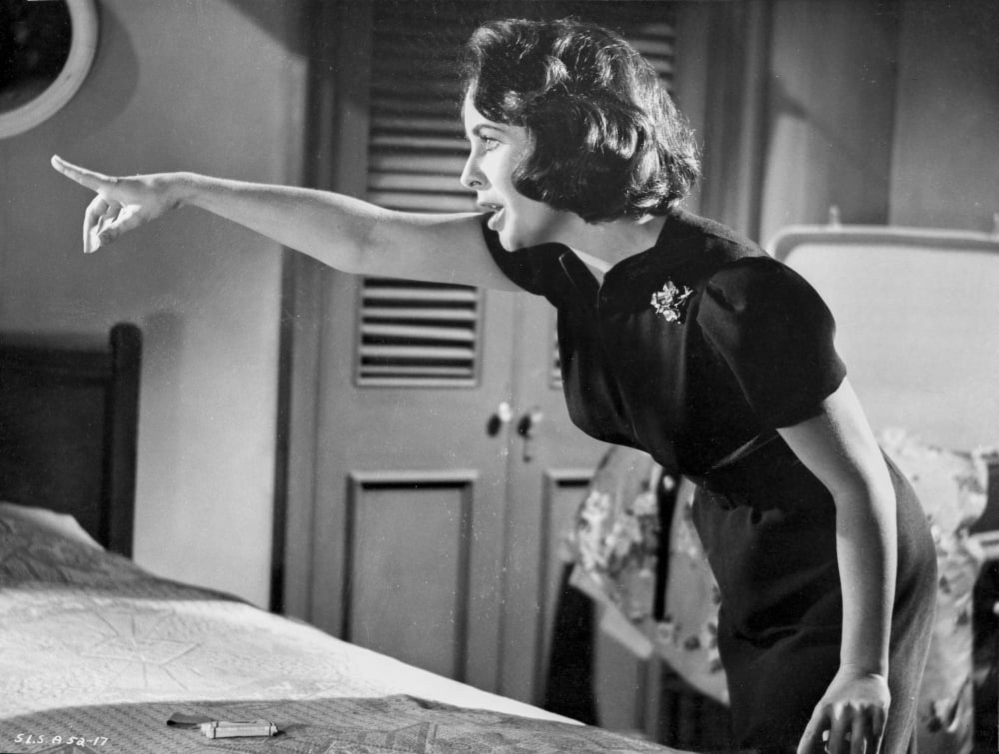 Elizabeth Taylor Pointing in Classic Photo Print (8 x 10) - Walmart.com