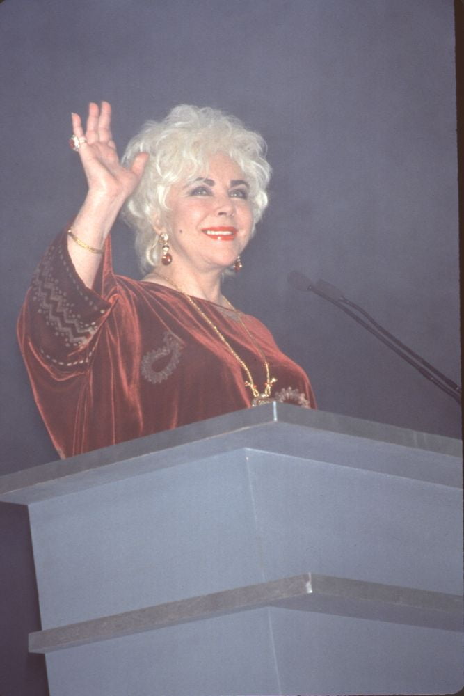 Elizabeth Taylor Waving At Podium Photo Print (8 x 10) - Item # CPA1146 ...
