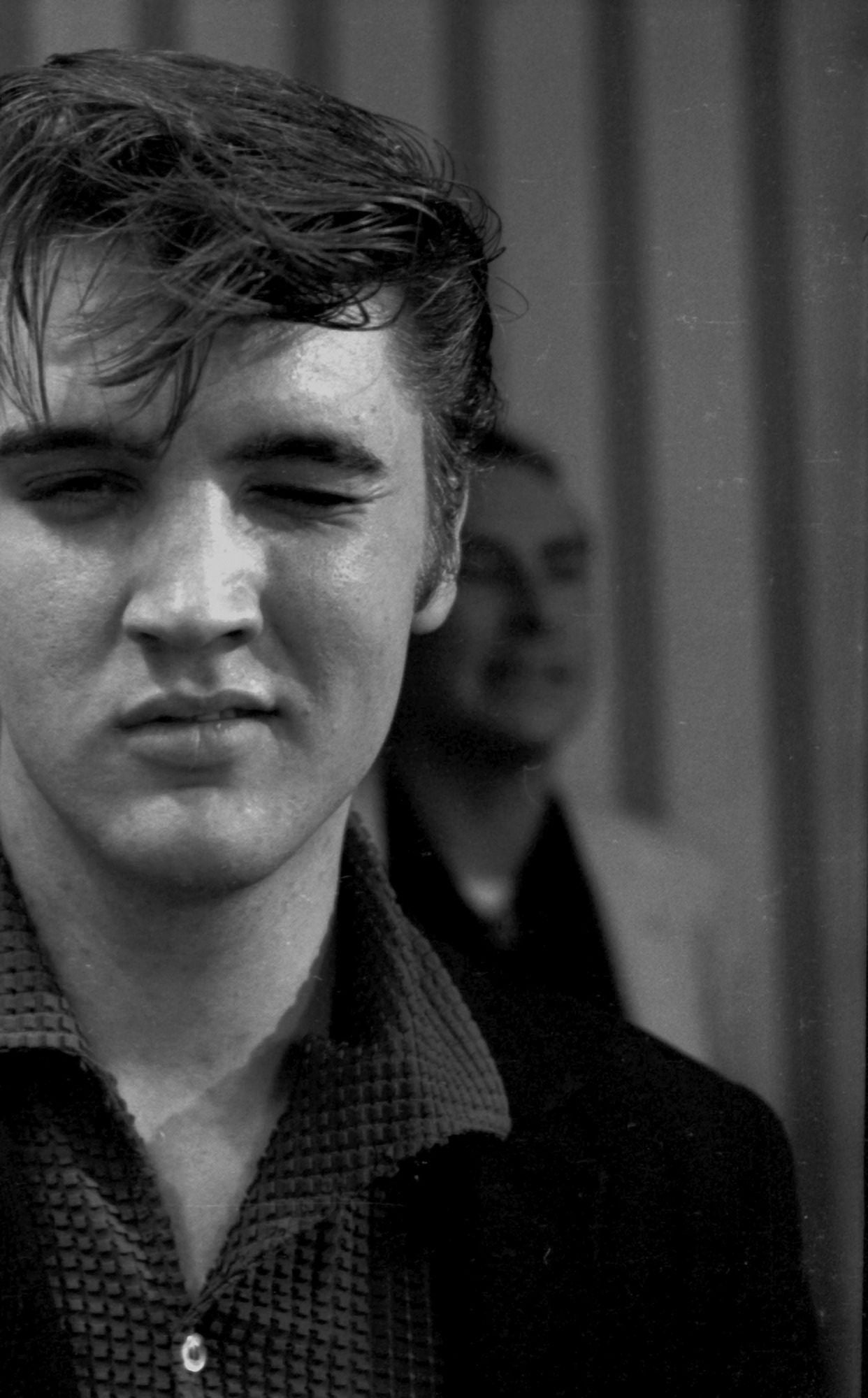 Elvis Presley winking Photo Print (24 x 30) - Walmart.com