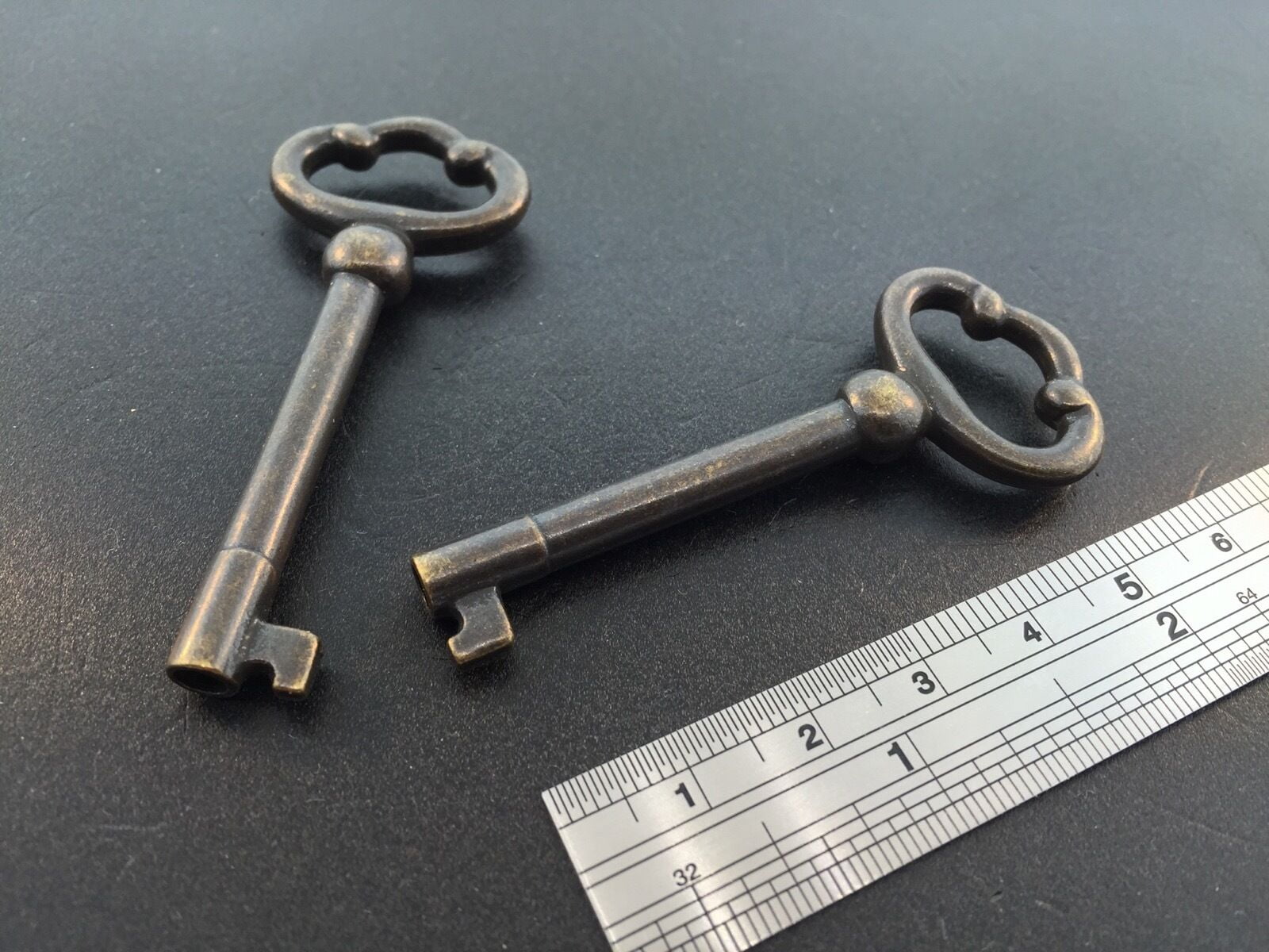 English: Antique-Finish Grandfather Clock Door Key Set of 2 - Universal ...