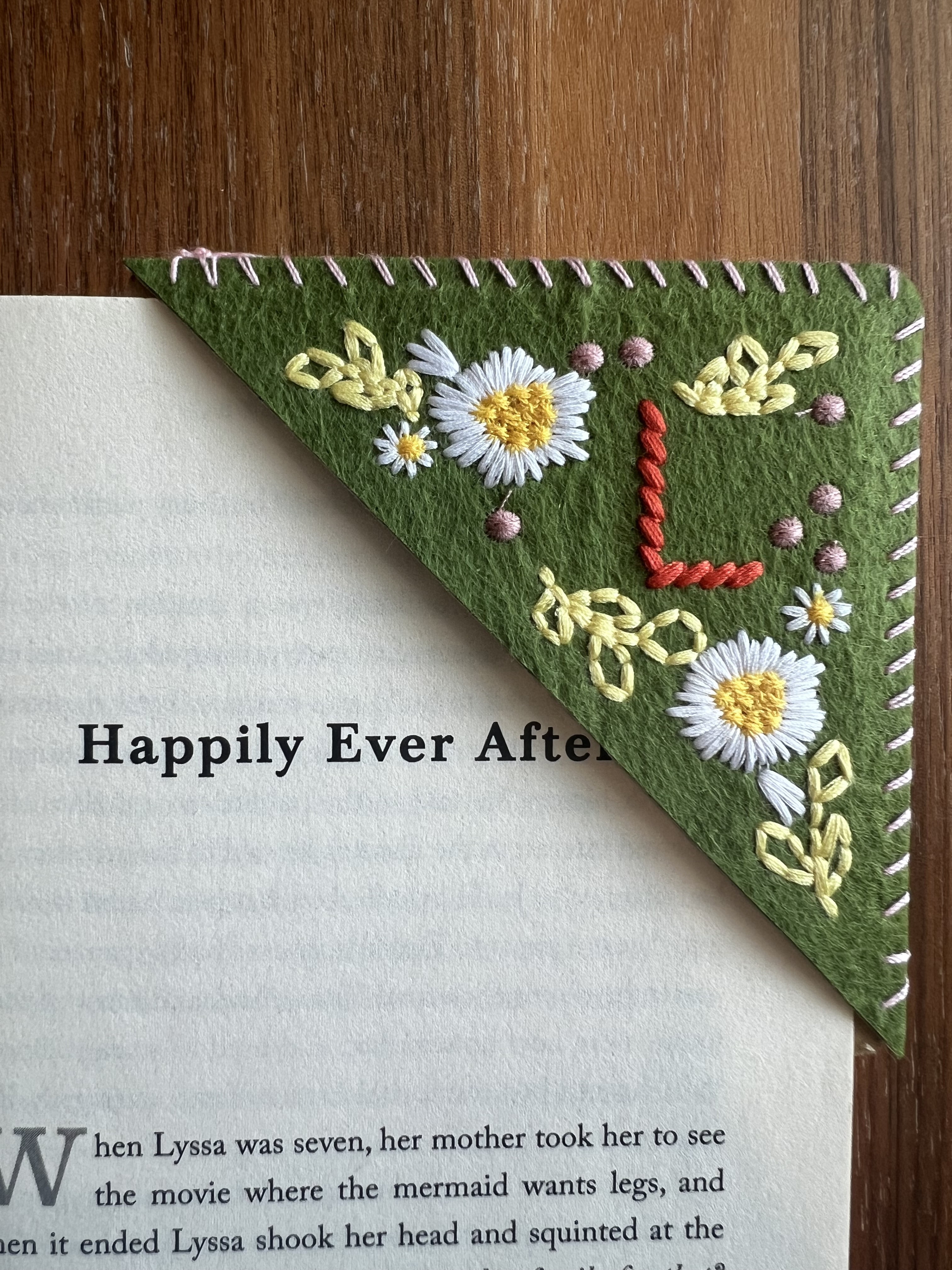 Everyble Personalized Hand Embroidered Corner Bookmark - Shipping from ...