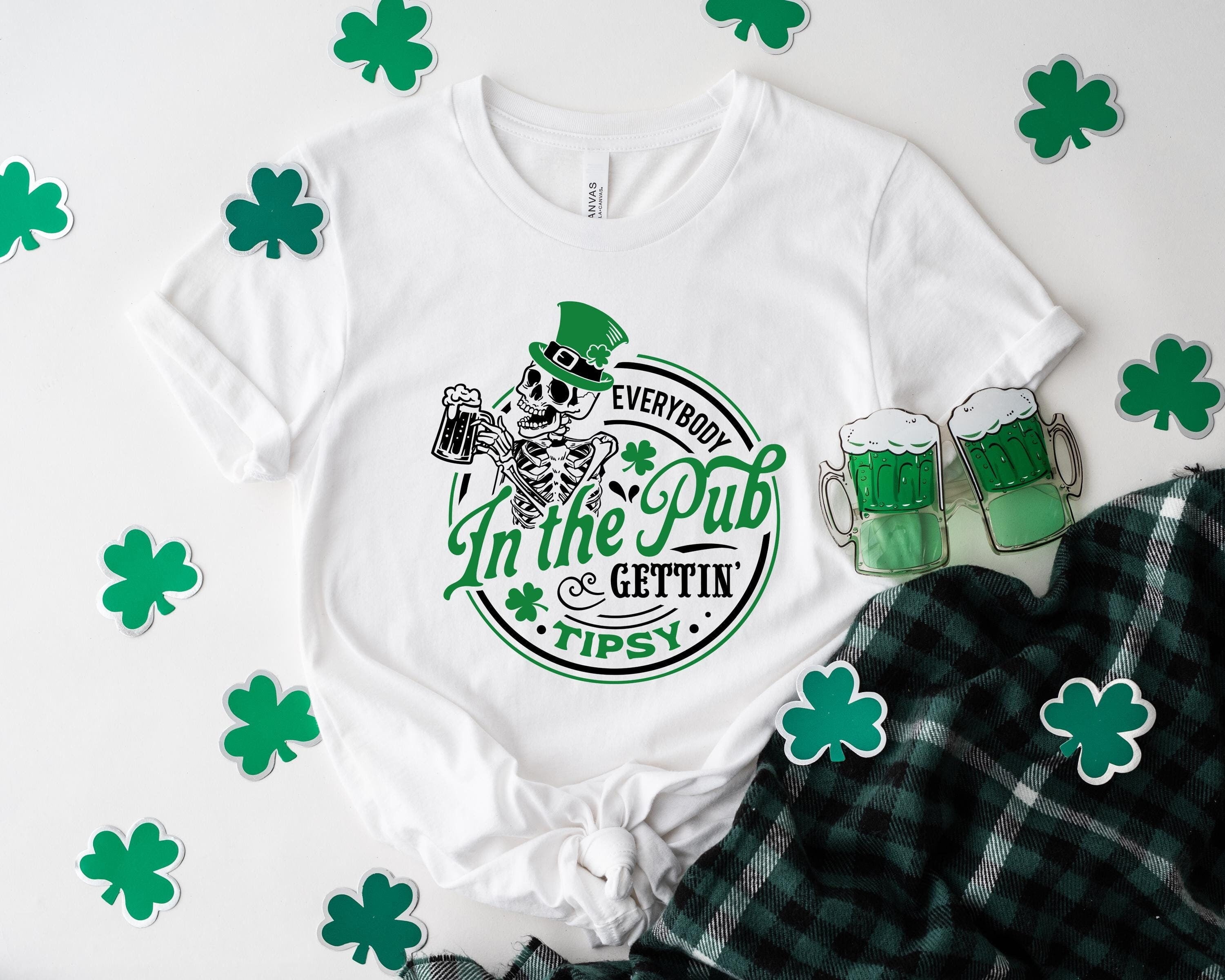 Everybody In The Pub Getting Tipsy Shirt, Funny St Pattys Day T-Shirt ...