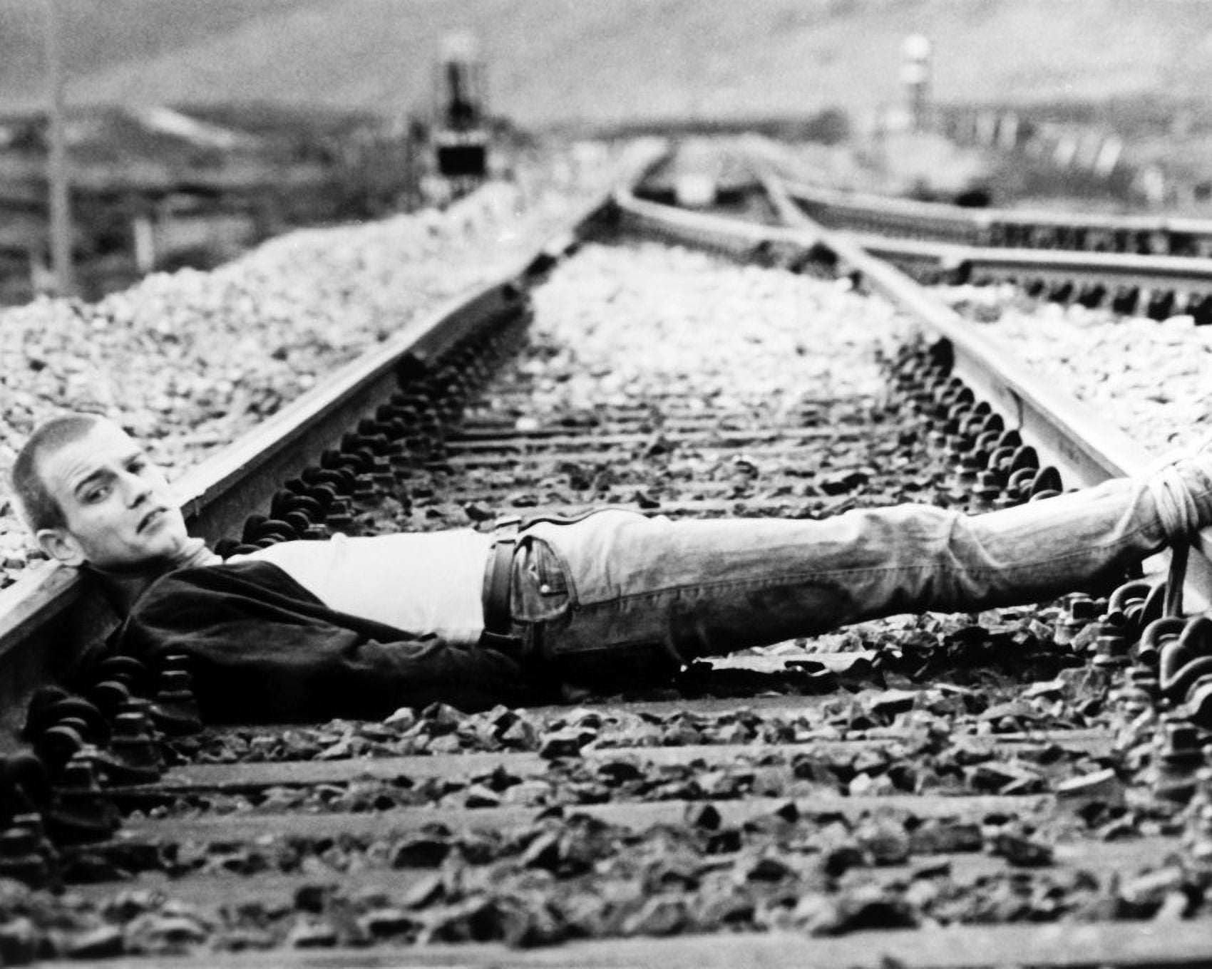 Ewan Mcgregor Trainspotting On Rail 24x36 Classic Hollywood Poster ...