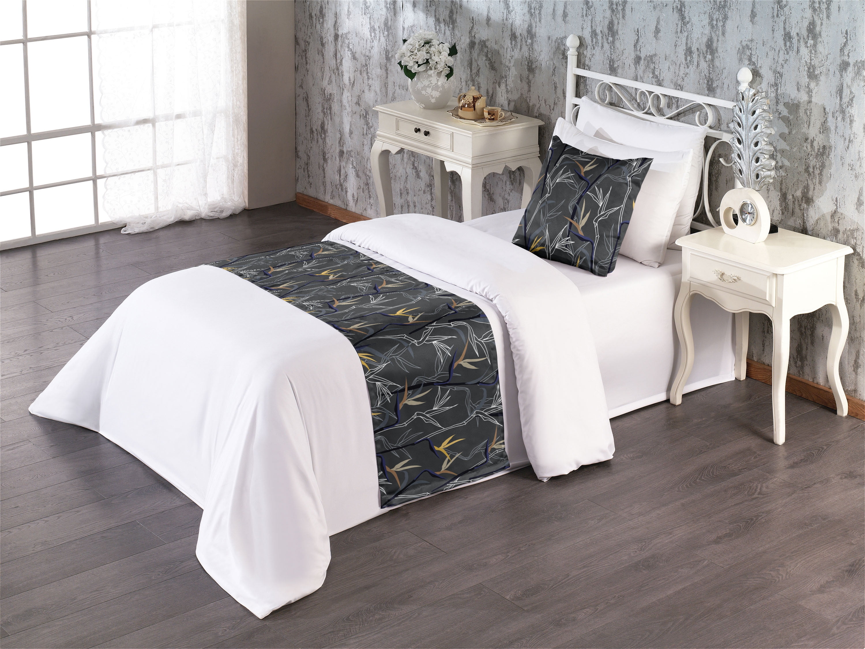 Exotic Themed Bed Runner Set, Night Themed Simple Design Leaves ...