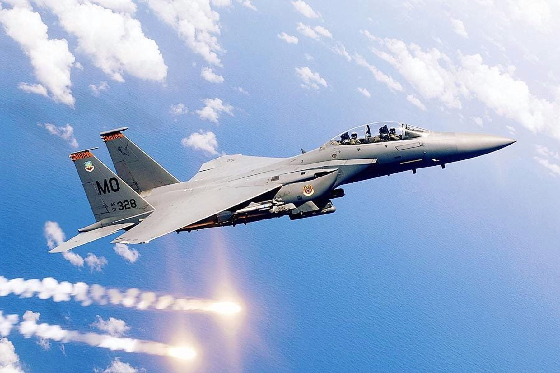 F-15E / F-15 Strike Eagle Firing Flares Style - B - 24x36 Inch ...