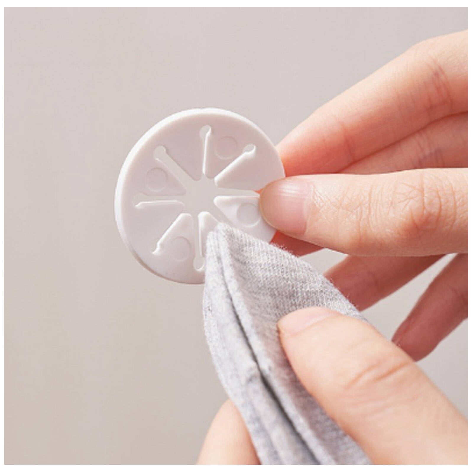 FACEGA 16Pcs Sock Holders Plastic Stockings,Laundry Basket,Ring Clip ...