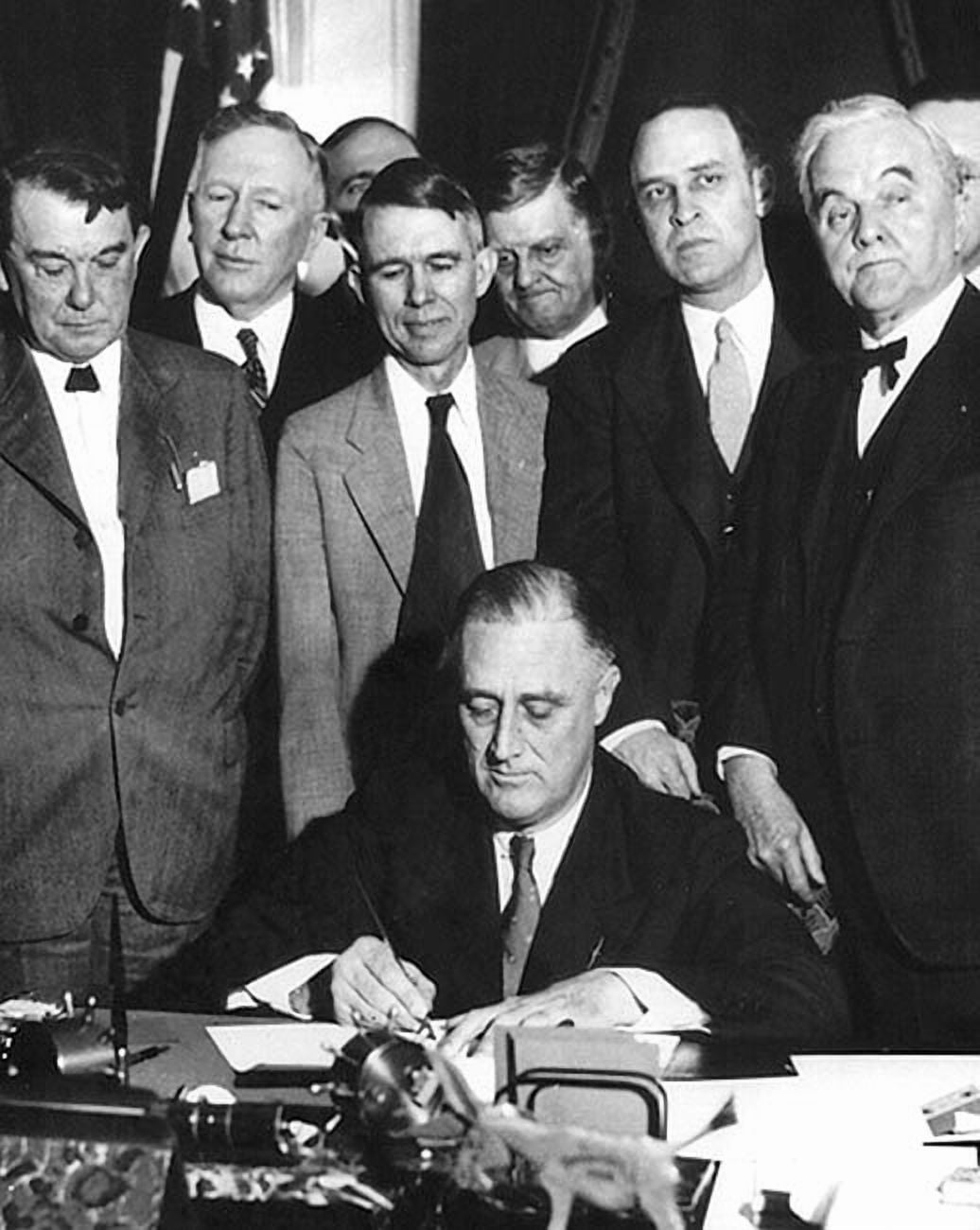 FDR Signs Tennessee Valley Authority Act 1933 - 24x36 Inch Glossy ...