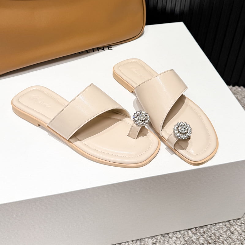 FZFLZDH 886-11 Sparkling Diamond flat toe flip-flops for women, wearing ...