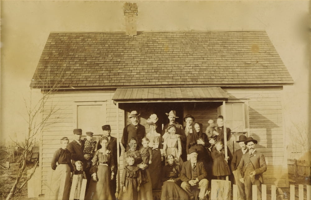 Farm House 1890S - Typical Large Family In Front Of Farm House On The ...