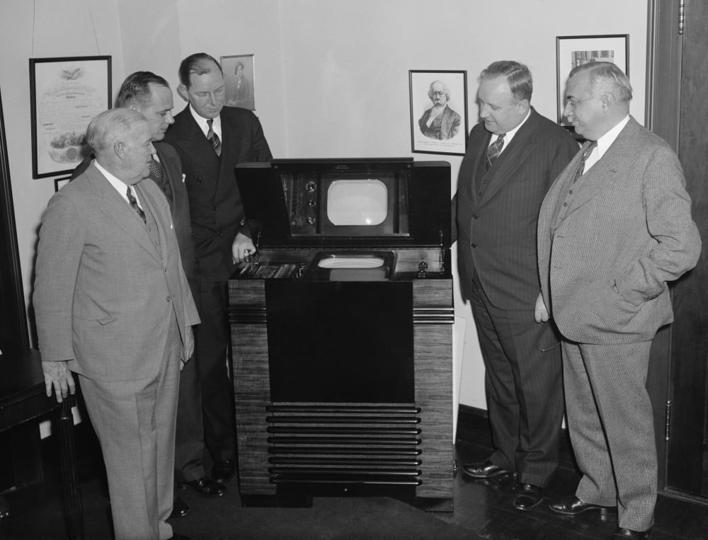 Fcc Commissioners Inspect Latest Television In 1939. The Tv Had A Small ...