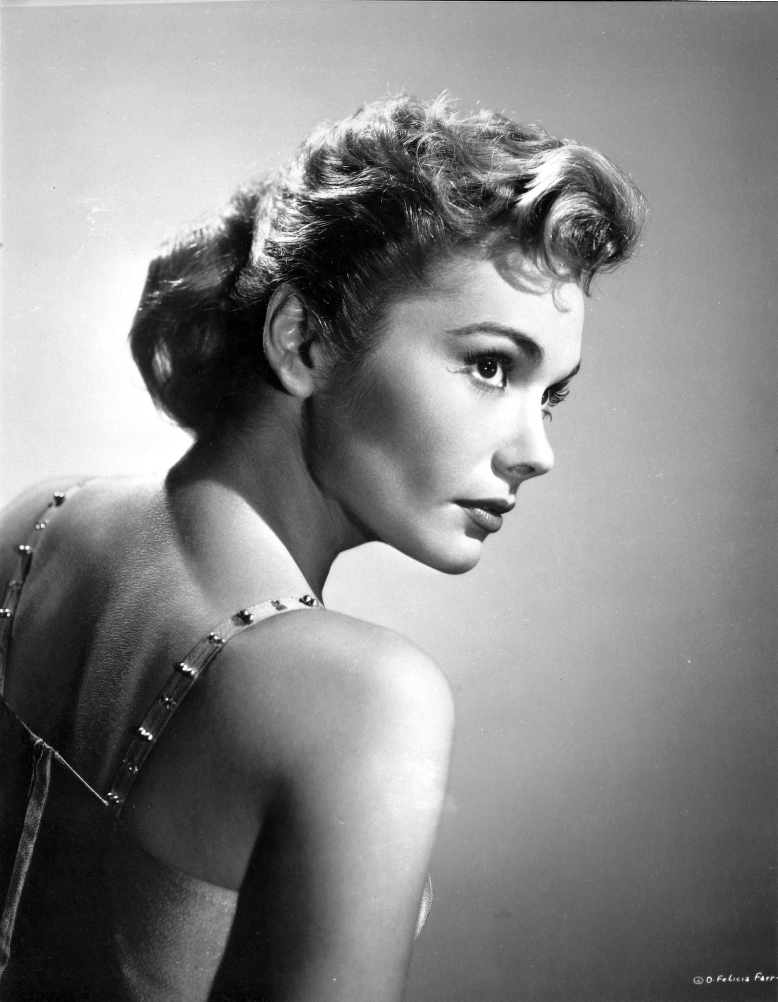 Felicia Farr Posed in Marcel Hairstyle Photo Print (8 x 10) - Walmart.com