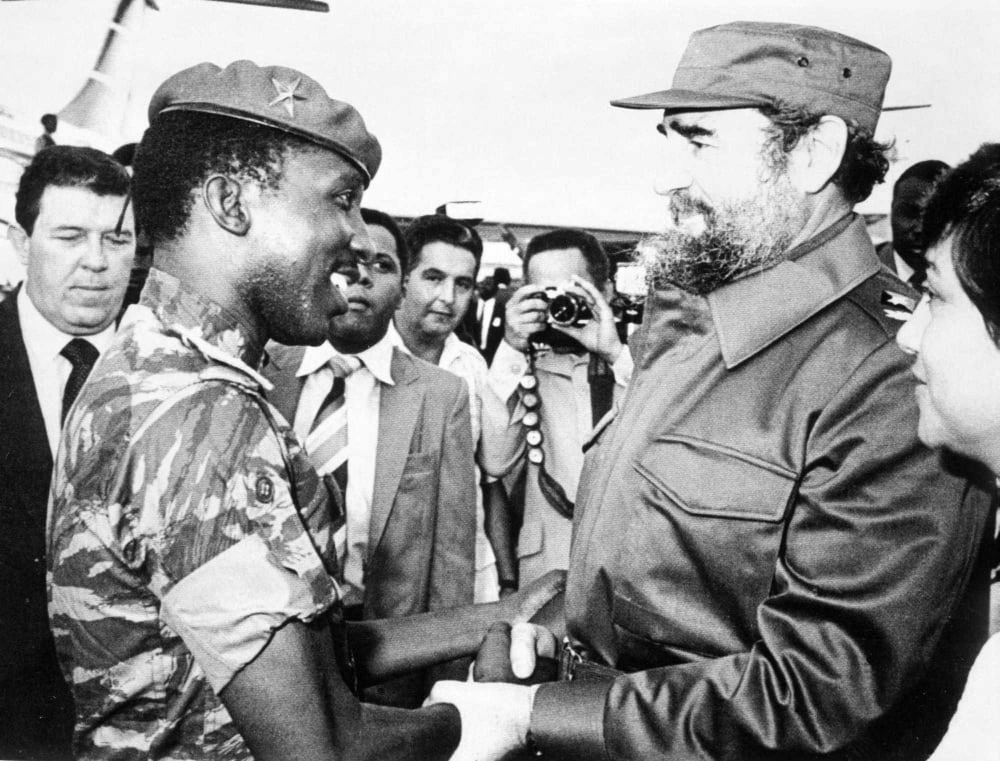 Fidel Castro greeting military personnel Photo Print (24 x 30 ...
