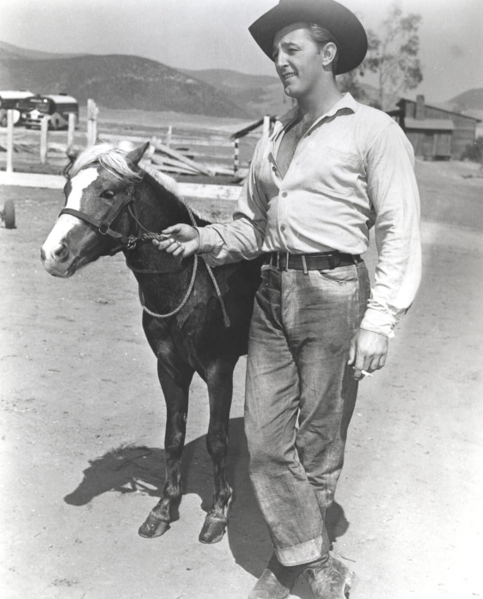 Film still featuring Robert Mitchum as a cowboy Photo Print (8 x 10 ...