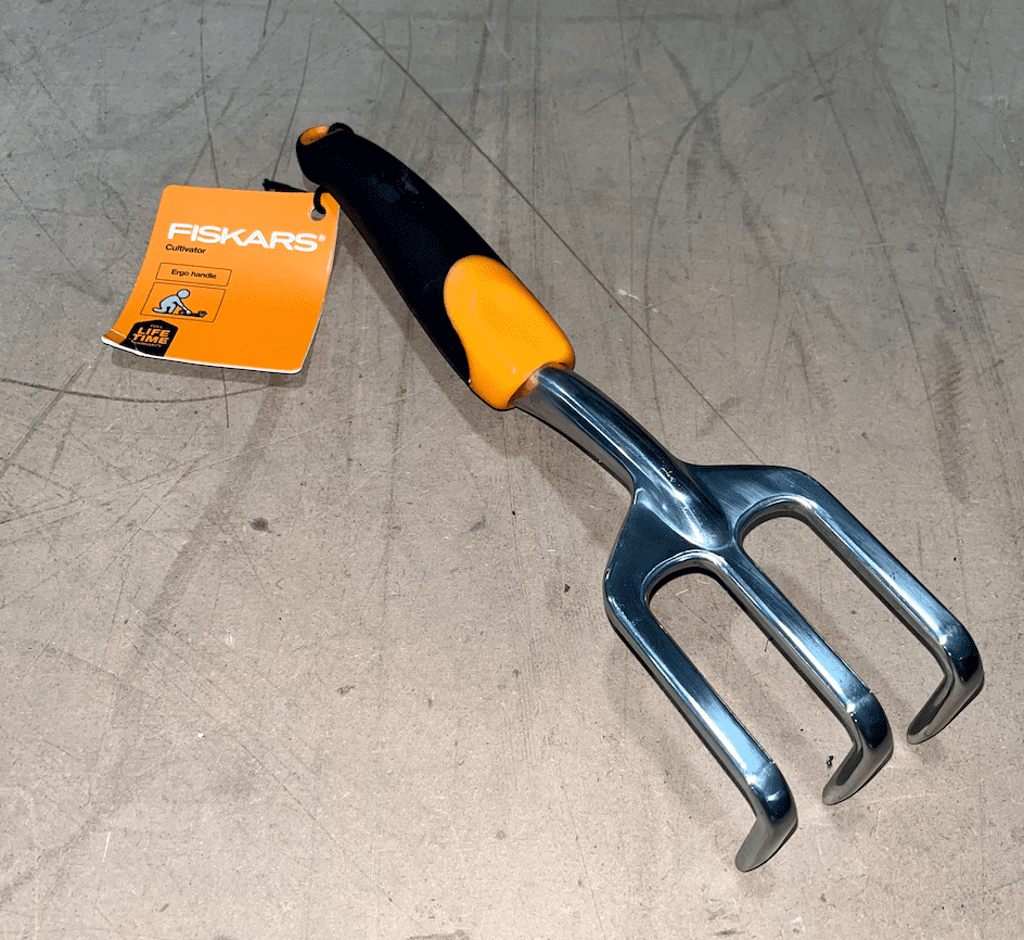 Fiskars Ergo Cultivator for Digging, Aerating Soil, & Weeding, Heavy ...