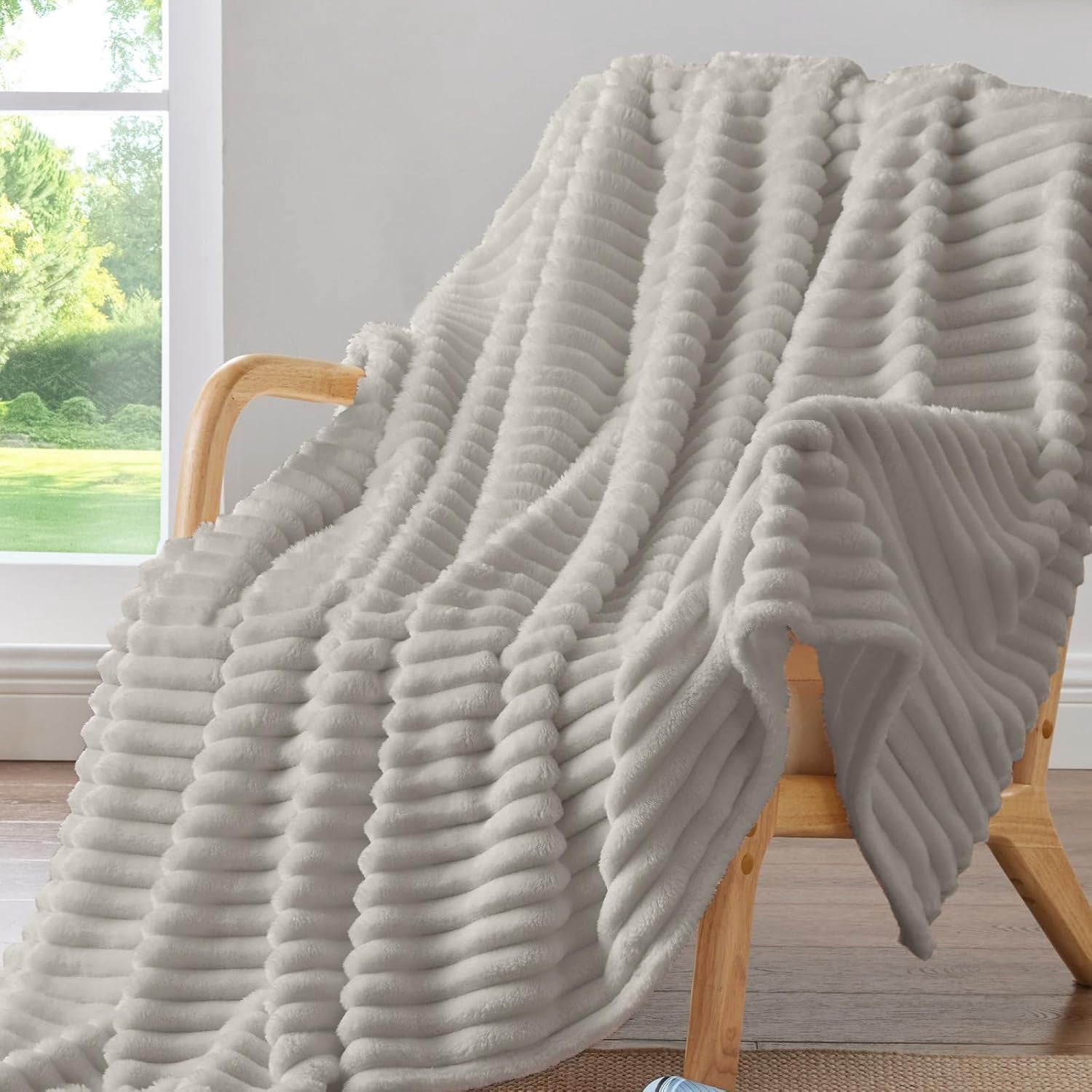 Fleece Throw Blanket for Couch - 300GSM Soft & Warm Fluffy Light Grey ...