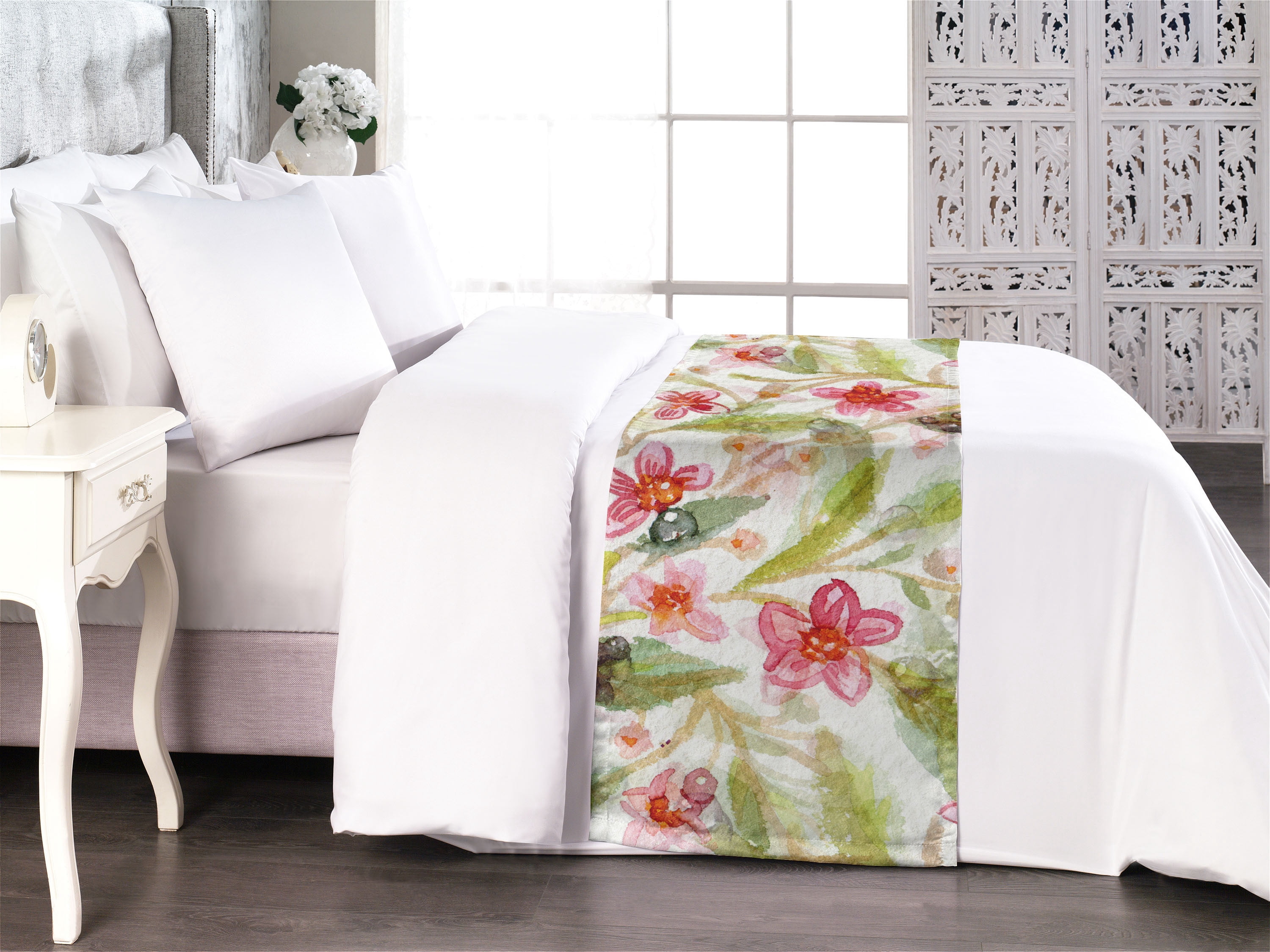 Floral Design Bed Runner, Simplistic Modern Flowers with Leaves ...