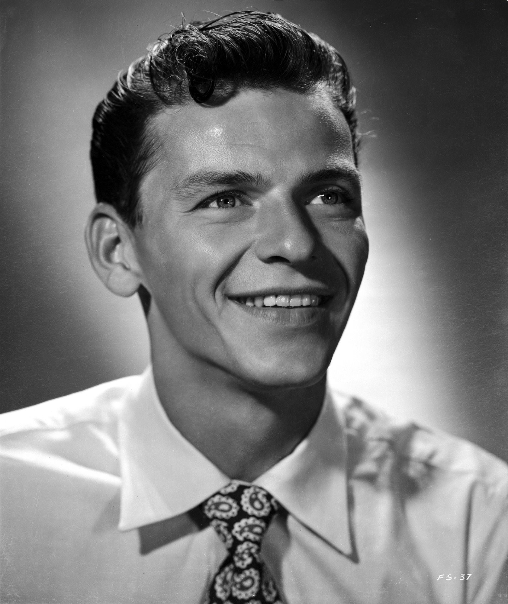 Frank Sinatra smiling in White Shirt Photo Print (8 x 10) - Walmart.com