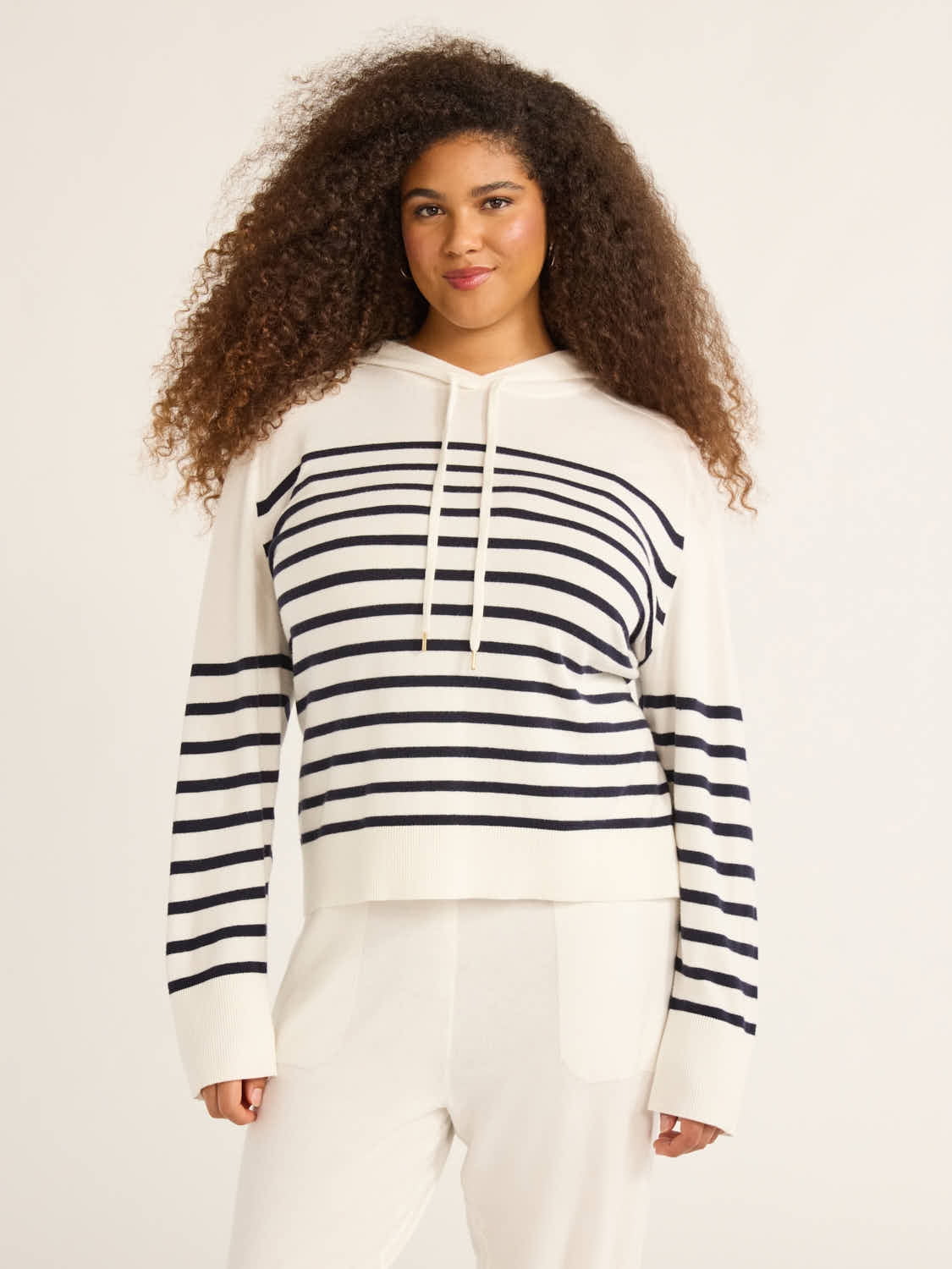 Free Assembly Women's and Women's Plus Cozy Yarn Hoodie Sweater with ...