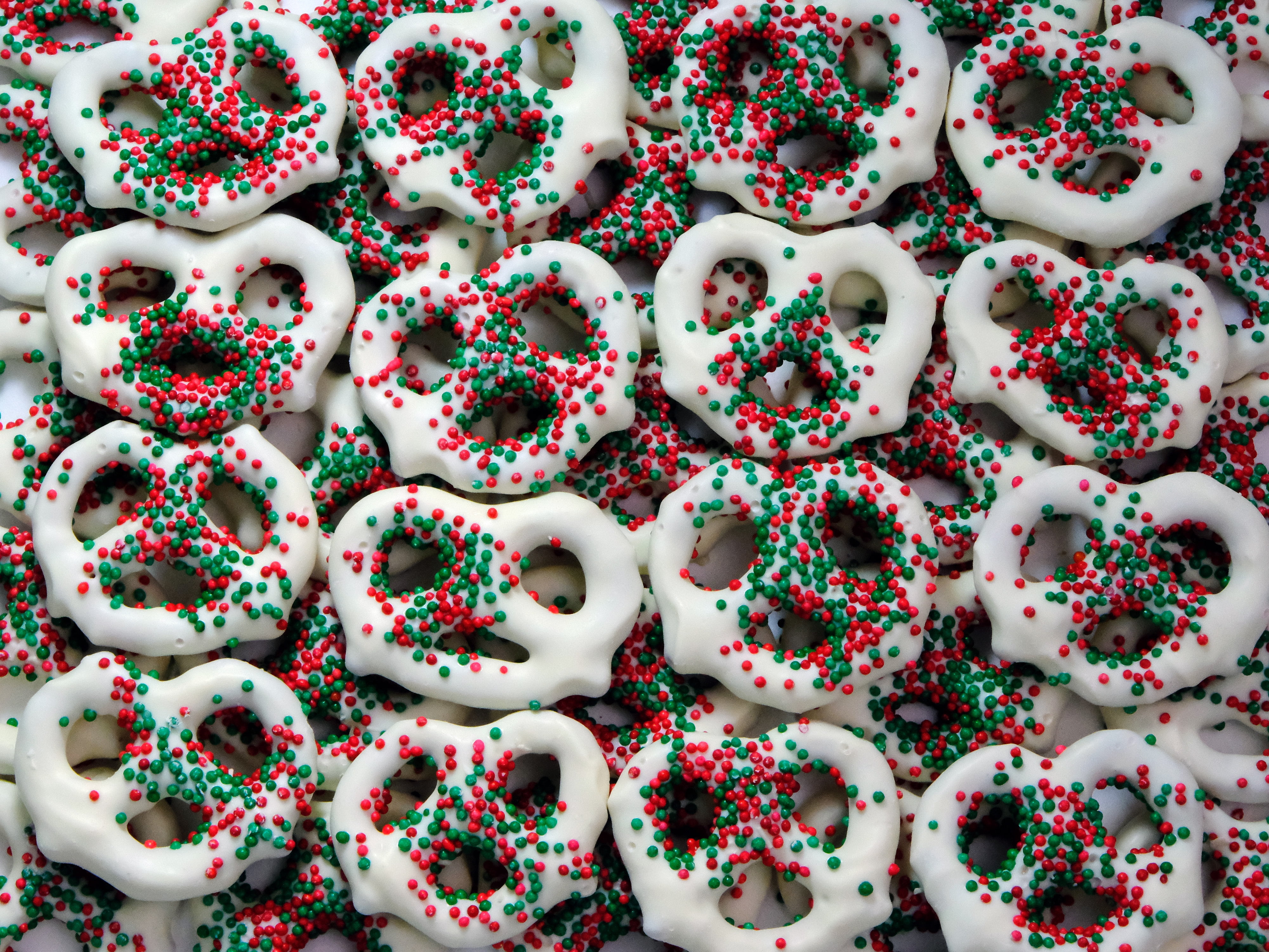 Frosted Red and Green Mini Holiday Pretzels – White Chocolate Coated ...