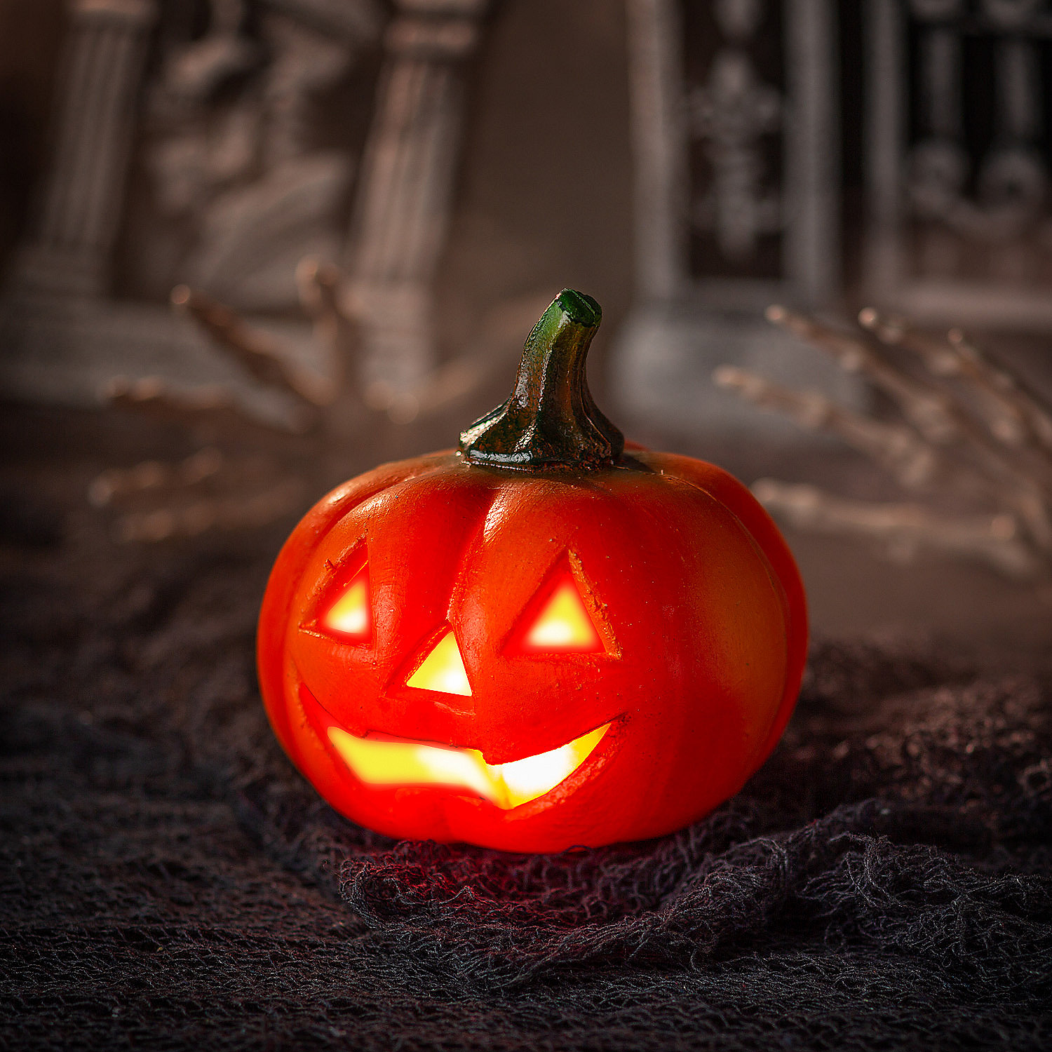 Light-Up Pumpkin Halloween Decor: Smiling Jack-O’-Lantern with Battery ...