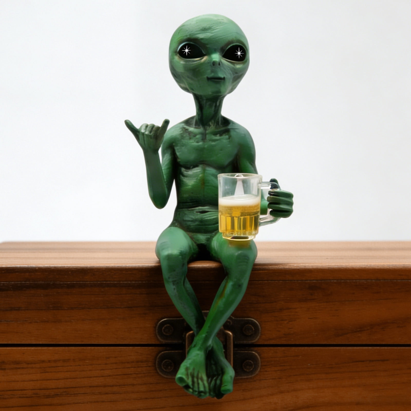 Funny Alien Figurine with Beer Mug Alien Statue Resin Statue for Home ...