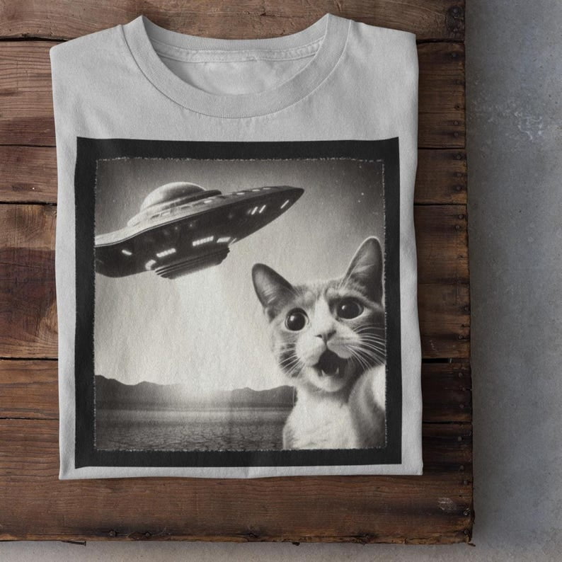 Funny UFO Selfie Cat T-Shirt, Alien Abduction Meme, Startled Kitty, Sci ...