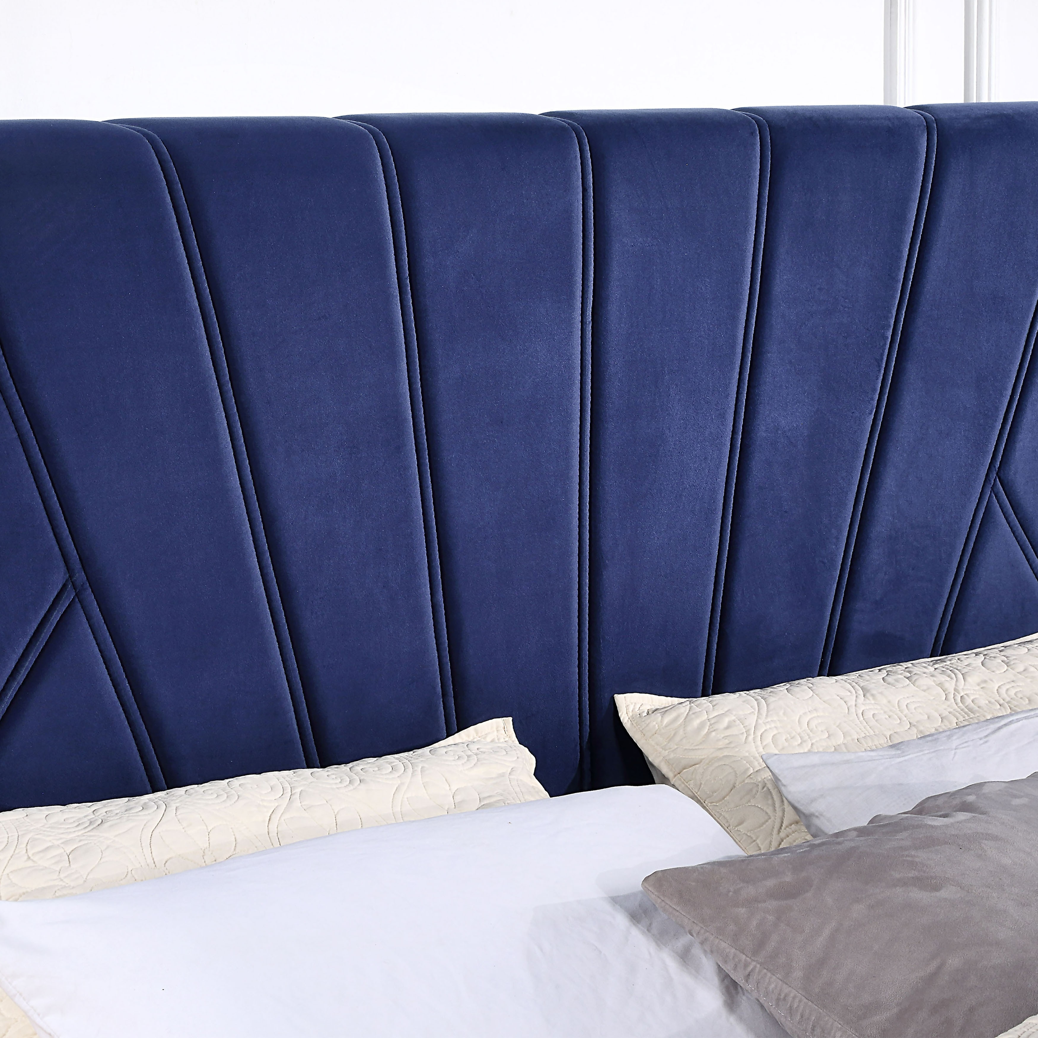 Furniture of America Rhiv Art Deco Upholstered 4-drawer Storage Bed by ...