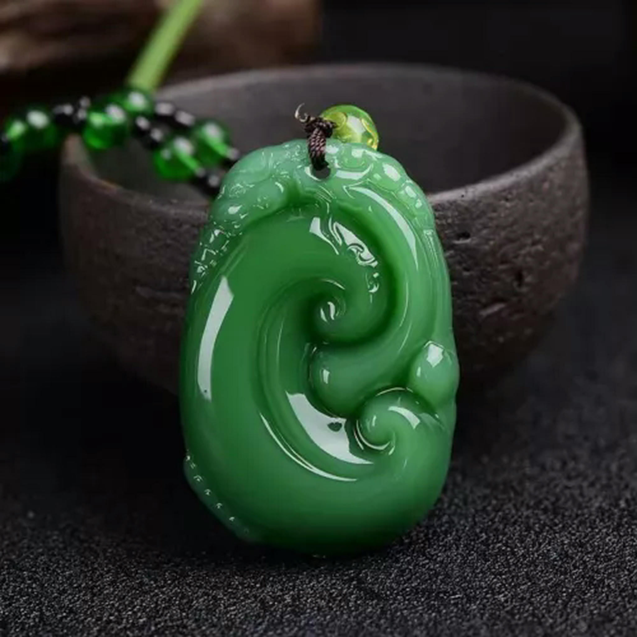 GAVONO Natural Green Jade Necklace Pendant Hand-Carved Lucky Amulet ...