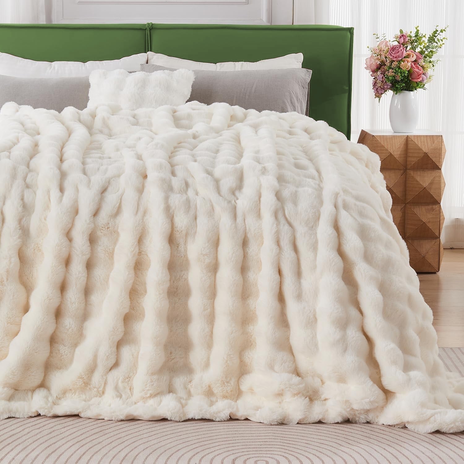 GHOUSE Soft Fluffy Faux Fur Throw Blankets Off White Fuzzy Blanket for ...
