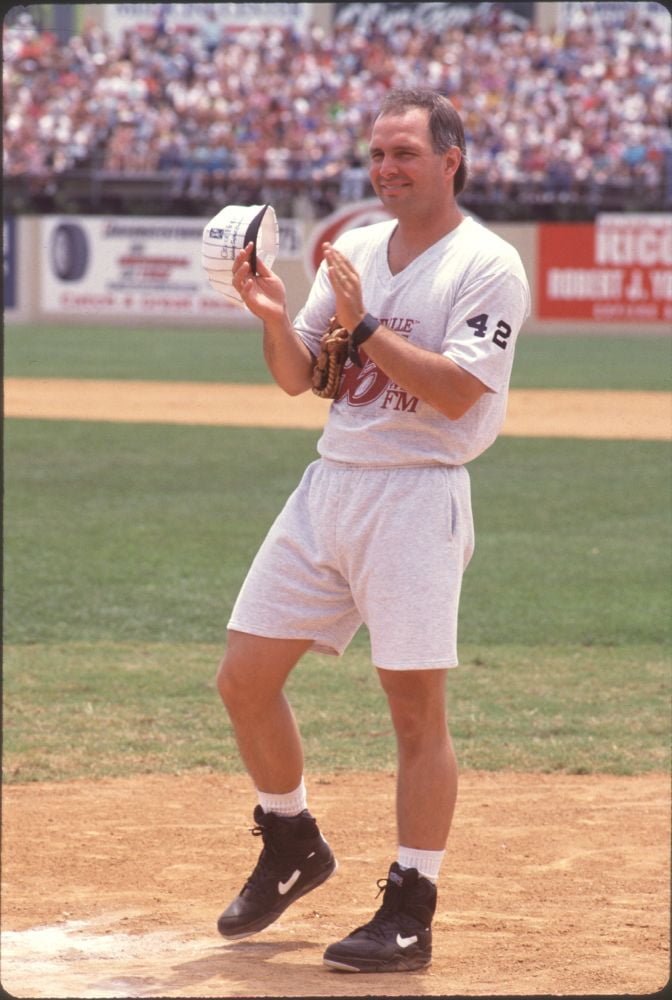 Garth Brooks On Pitchers Mound At City Of Hope Softball Game Photo ...