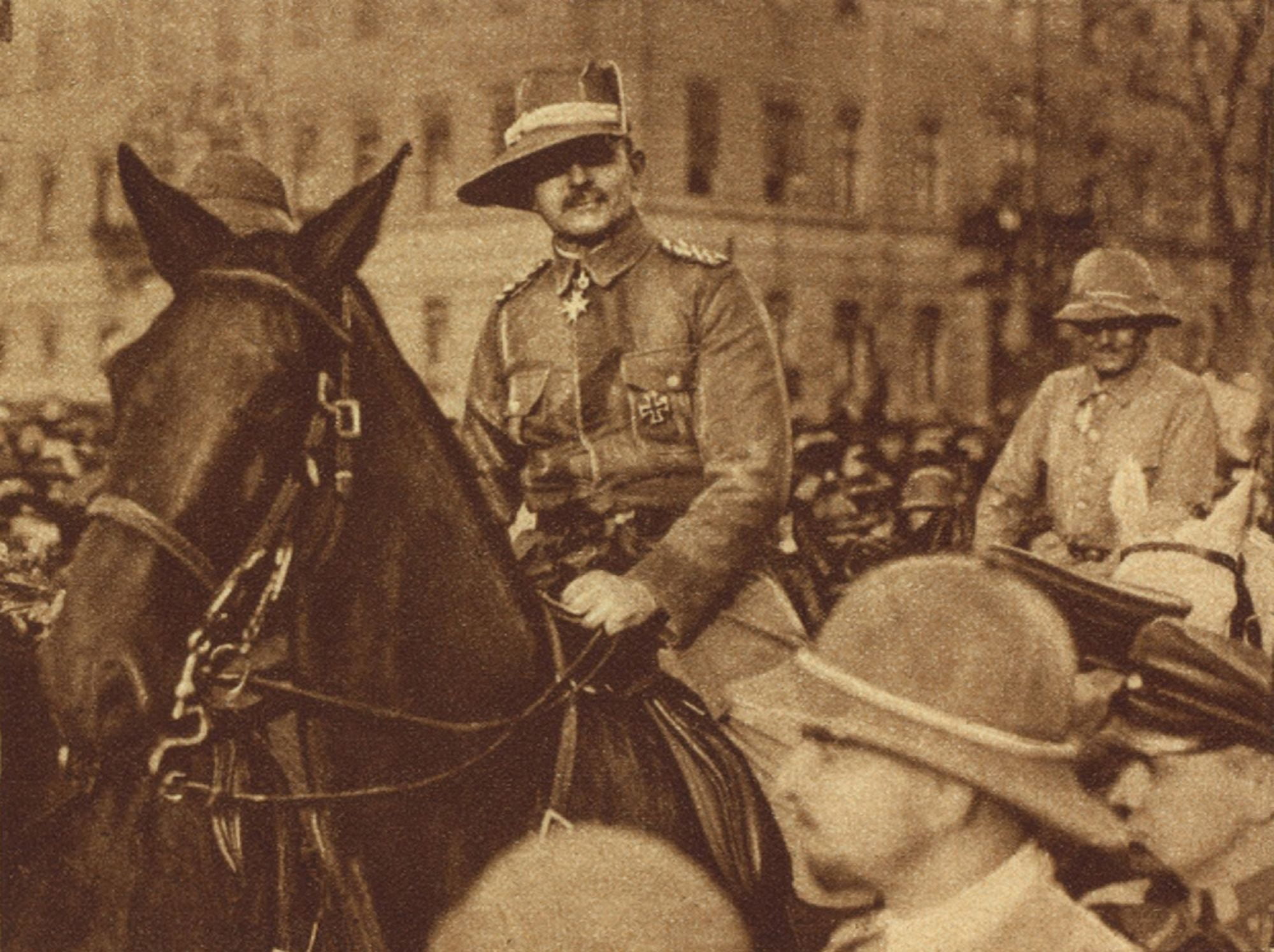 German General Von Lettow Vorbeck Greeted In Berlin At The End Of Ww1 ...
