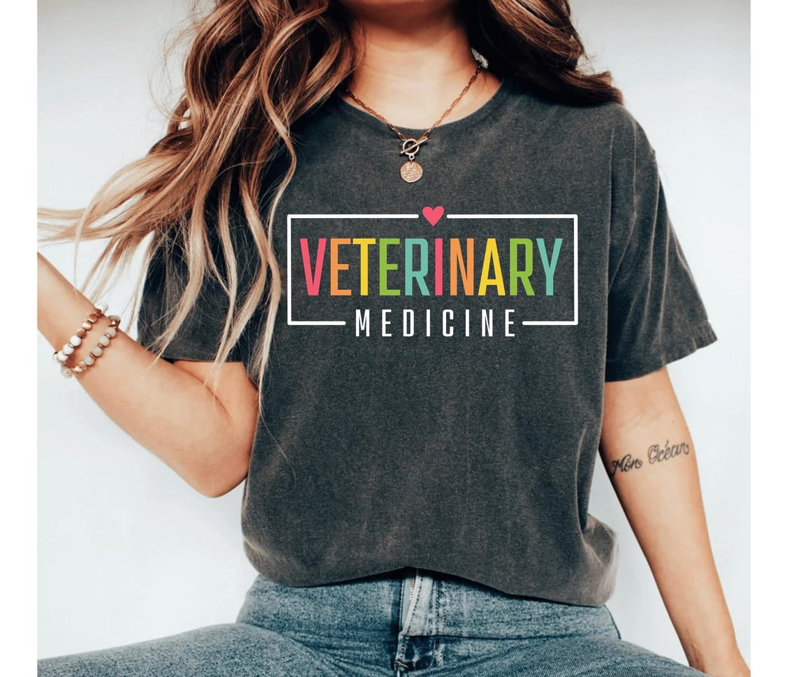 Gildan Vet Tech Gift, Veterinary Nurse Shirt Funny Veterinarian Gift ...