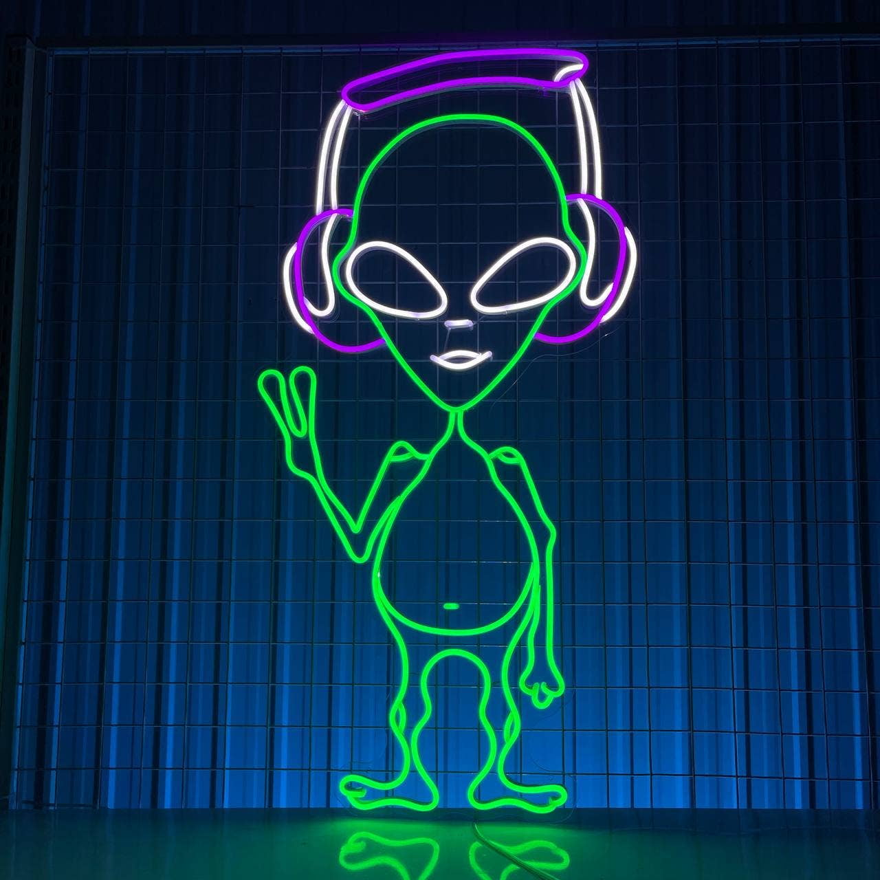 Glowneon Alien Say Hi Neon Signs, Wall Art Décor, Bar Pub Disco Decor ...