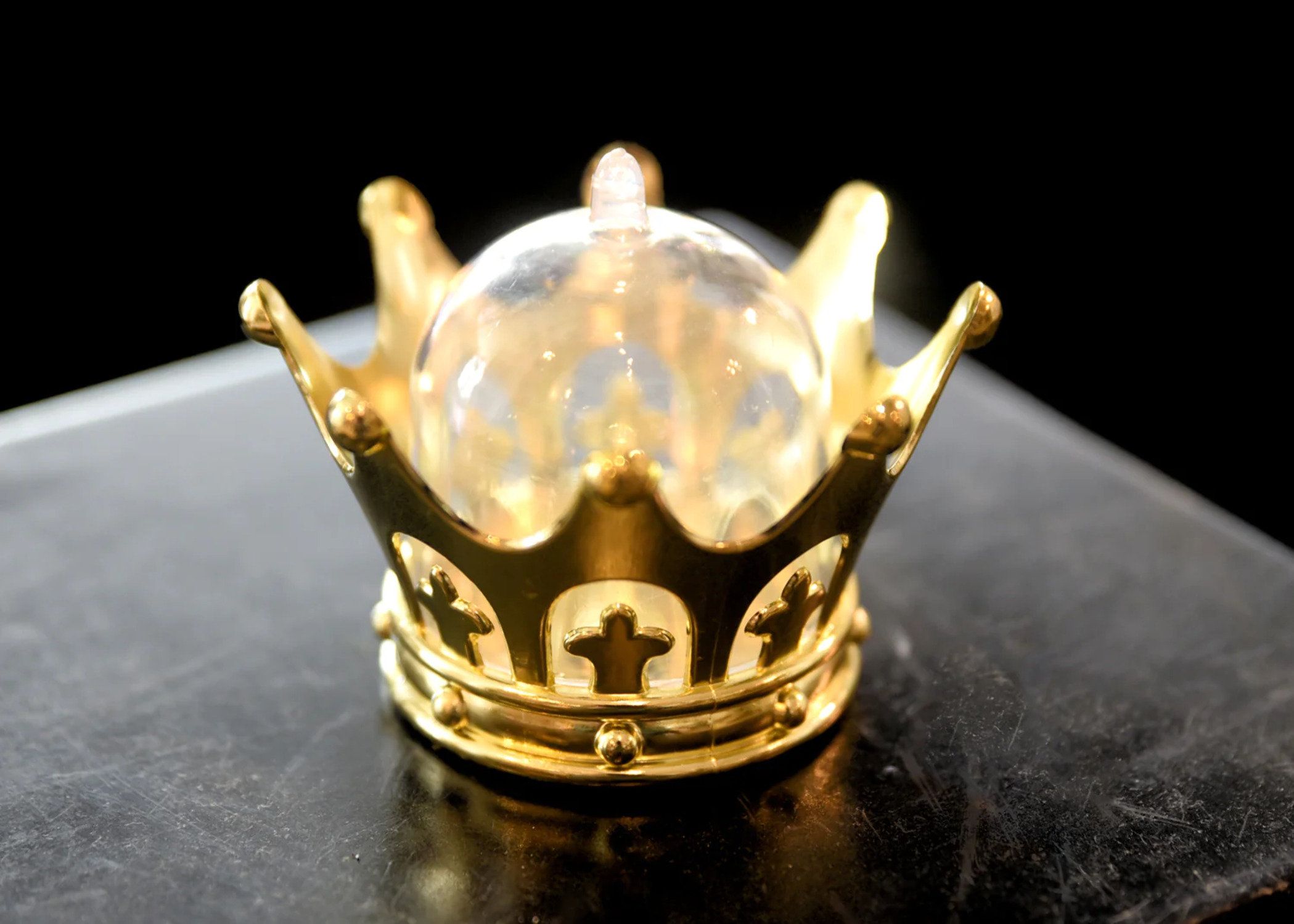 Gold Plastic Mini Dome with Crown Design Party Decoration Favor Box (12 ...