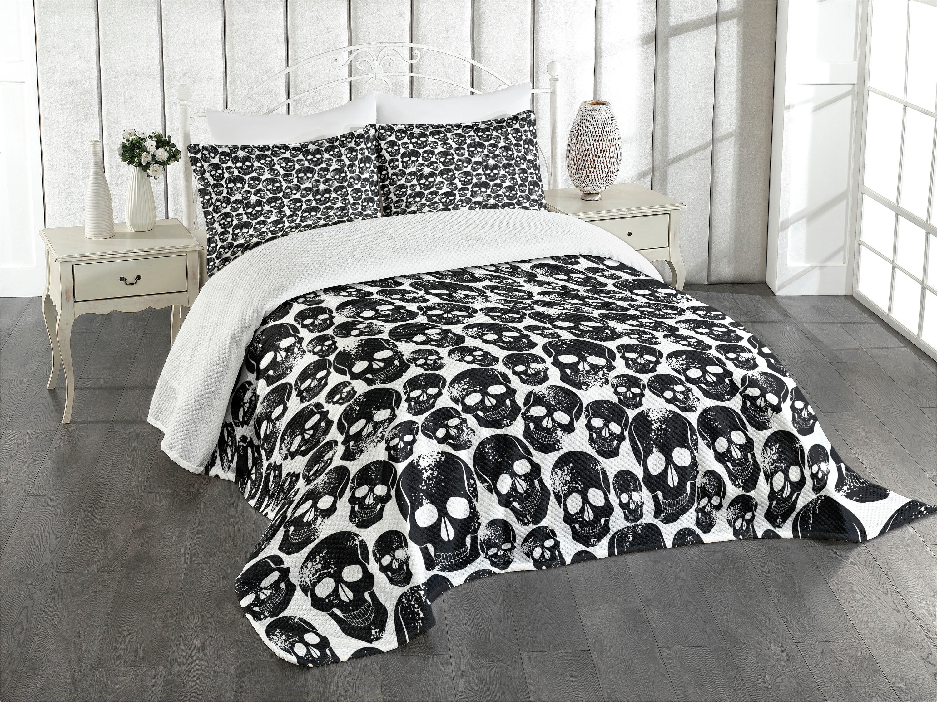 Gothic Bedspread, Grunge Black Human Skulls on White Backdrop Evil Men ...