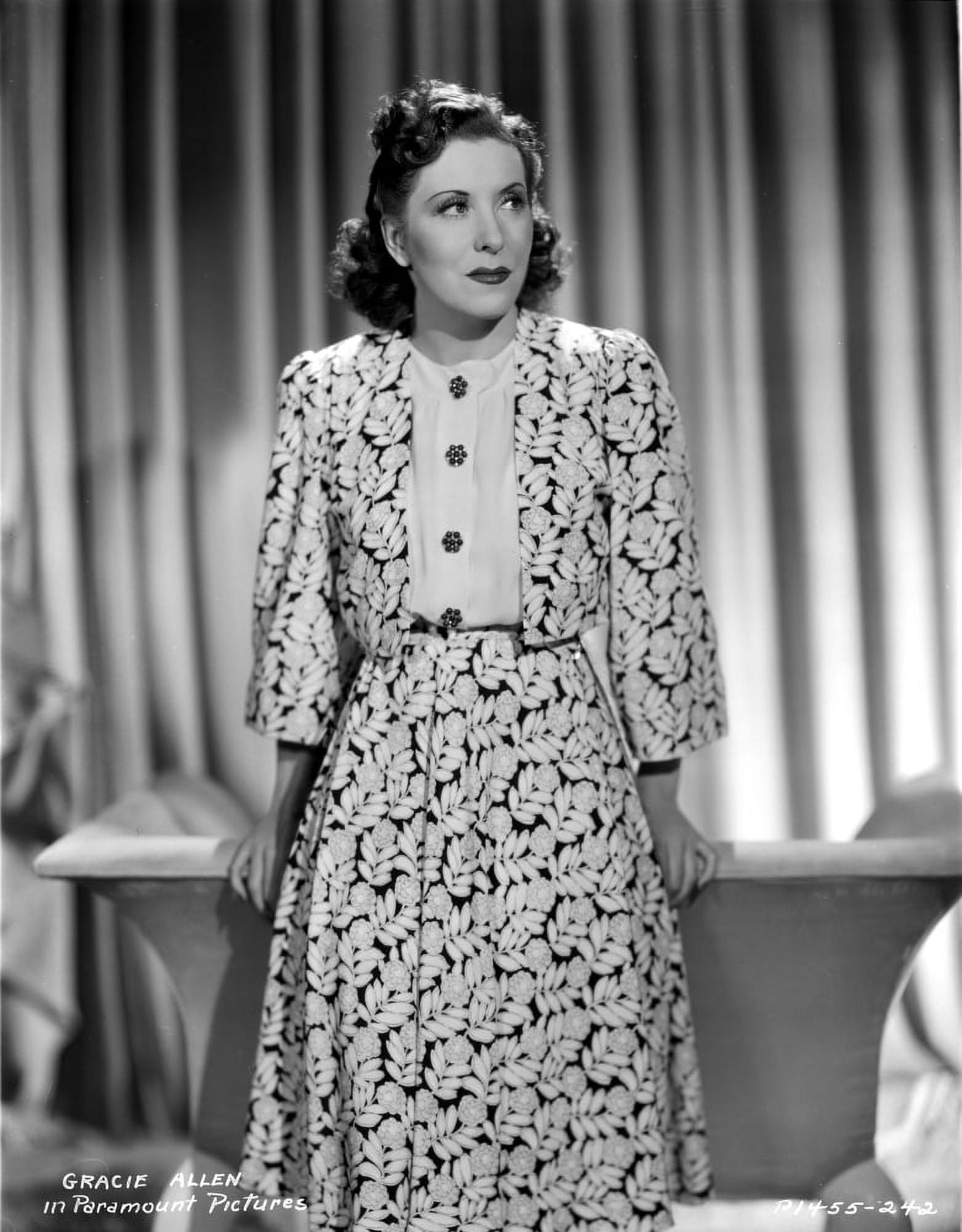 Gracie Allen in a patterned dress Photo Print (24 x 30) - Walmart.com