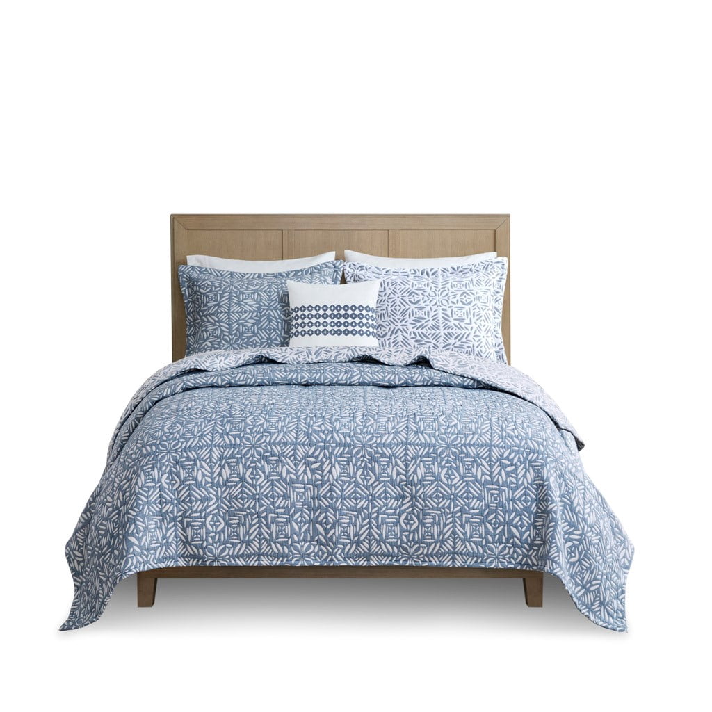 Gracie Mills Ron 4-Piece Oversized Reversible Matelasse Quilt Set with ...