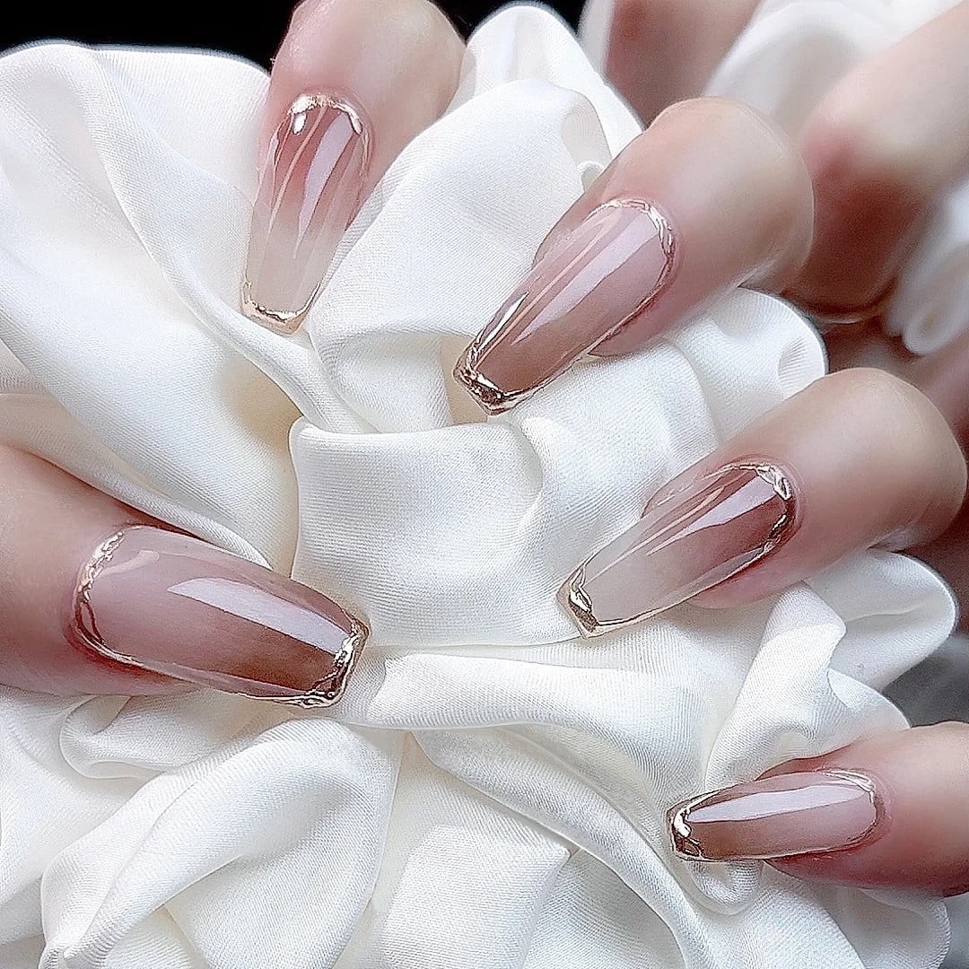 Gradient mocha manicure with gold foil trim, high-end and elegant ...