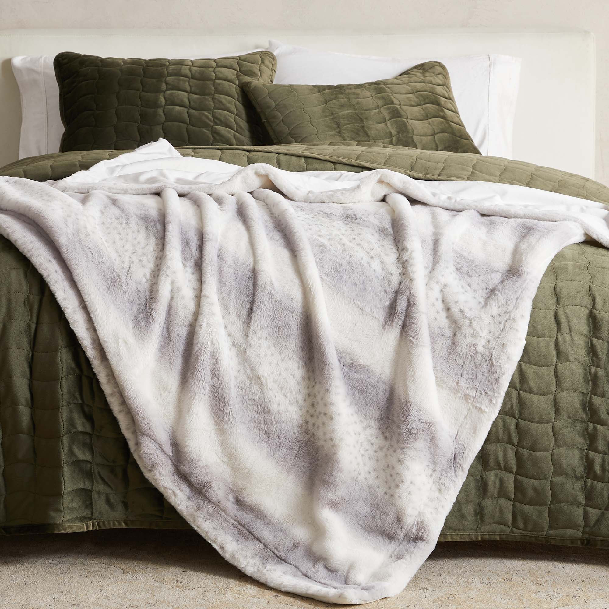 Great Bay Home Printed Faux Fur Reversible Throw Blanket for Couch or ...