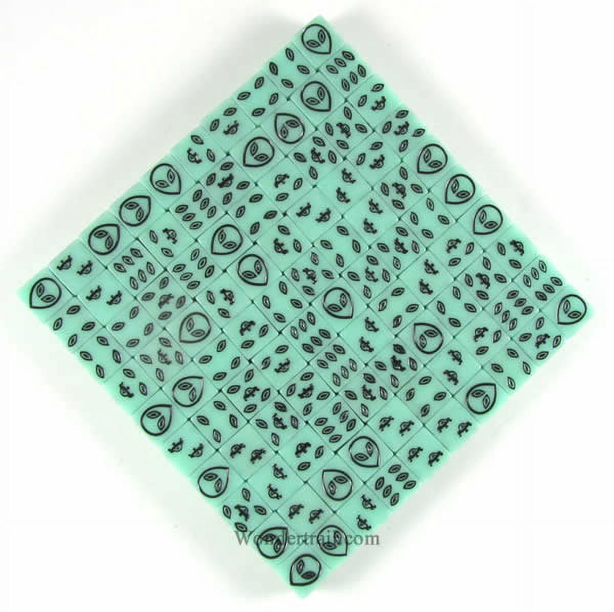 Green Alien Glow in the Dark Dice with Black Aliens D6 16mm (5/8in ...